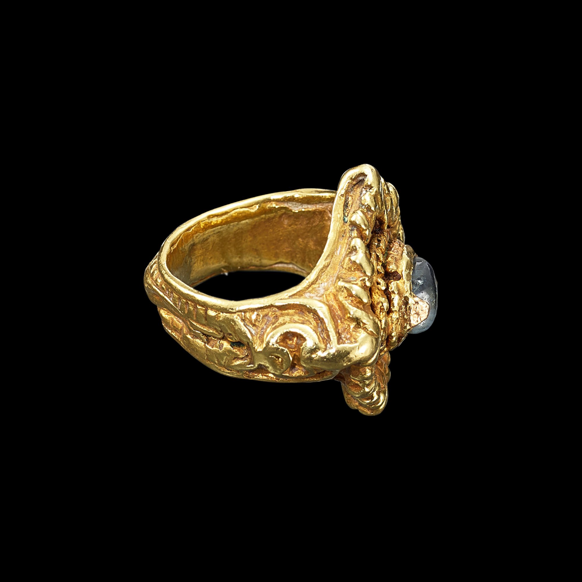 A gold and sapphire ring with ornated shank Champa, 14th century | 占城 ...