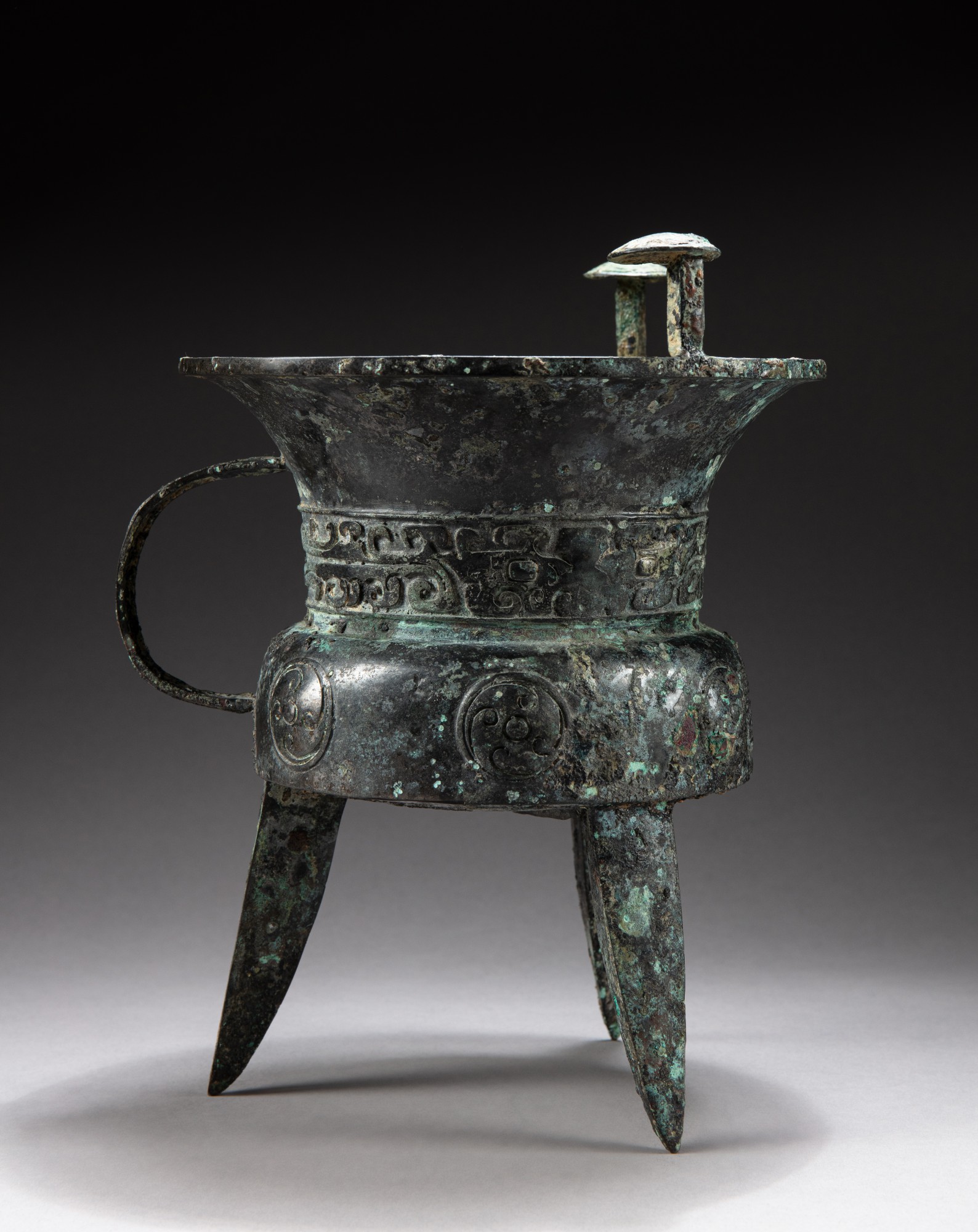 A rare and important archaic bronze goblet, Jia Early Shang dynasty ...
