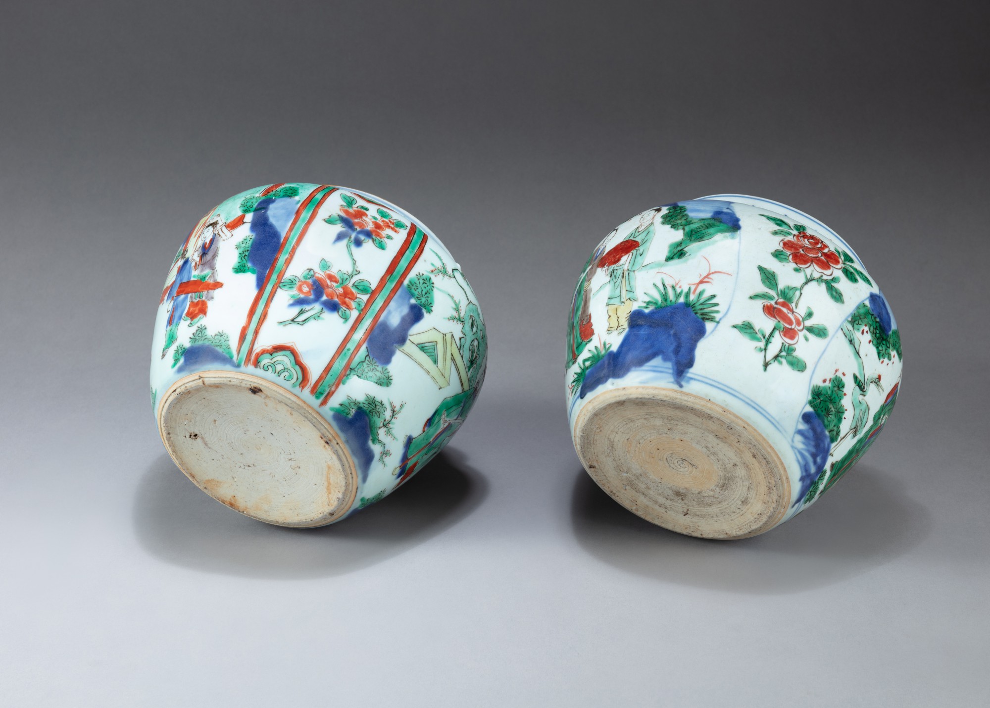 A pair of wucai 'figural' jars Ming dynasty, Wanli period | 明萬曆 ...