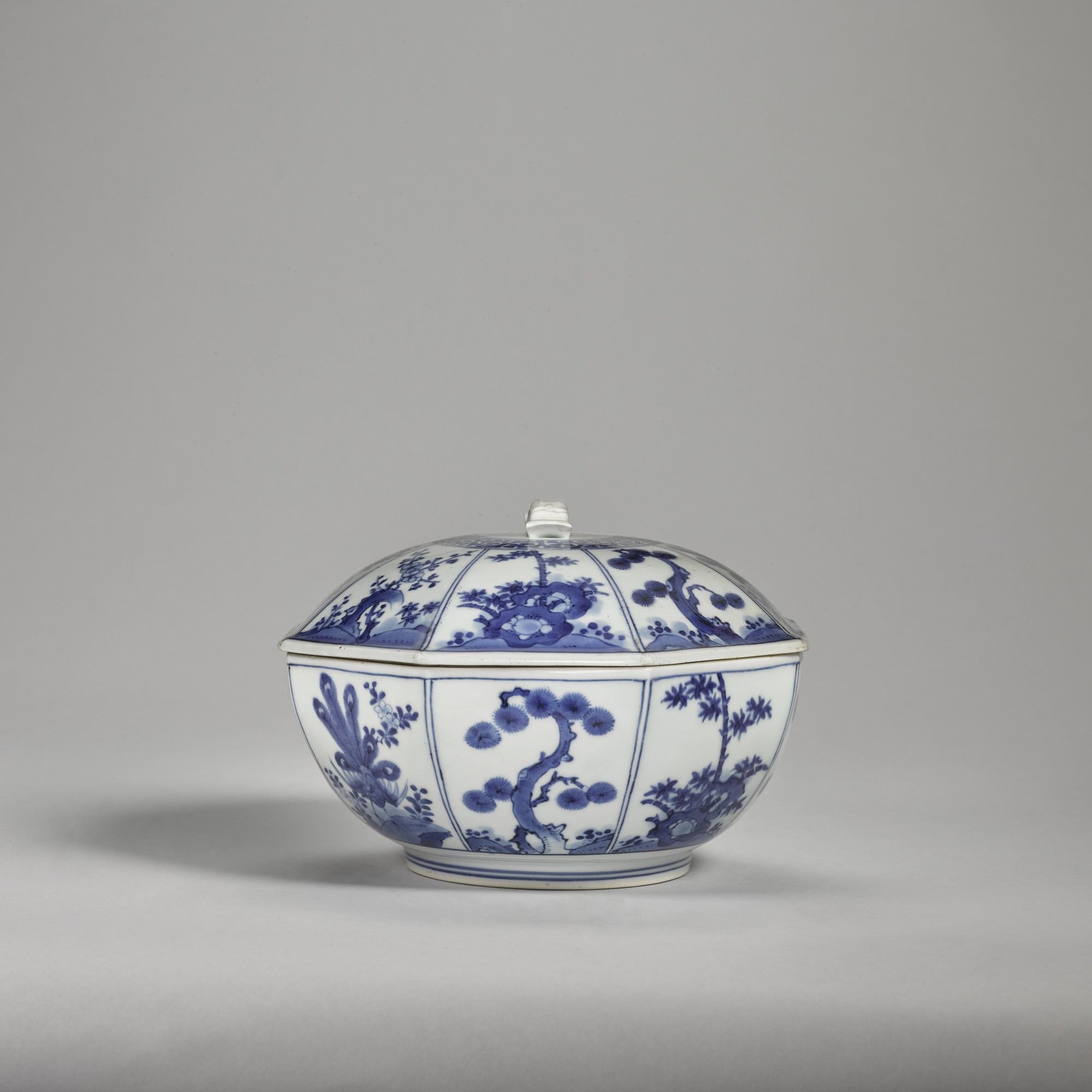 A Kakiemon style bowl and cover | Edo period, late 17th - early 18th ...
