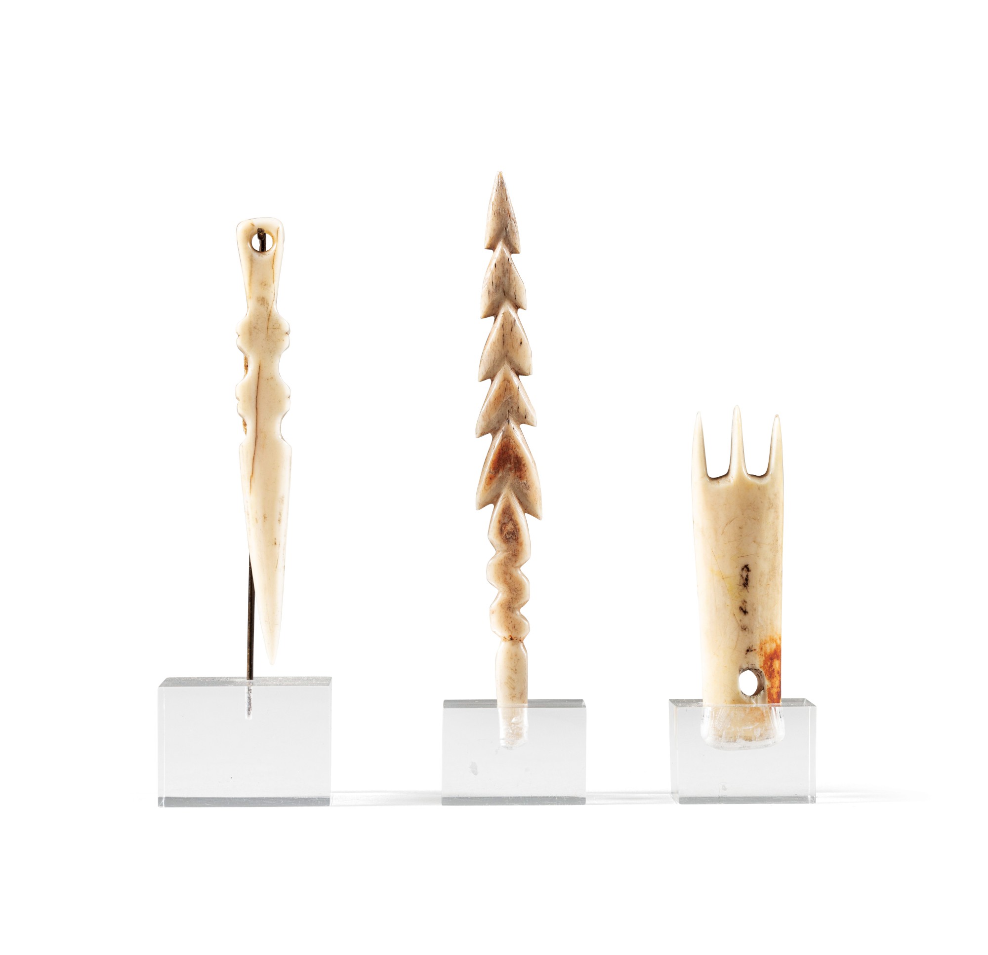 Trois pointes de harpons en os et ivoire de morse, Inuit, Alaska ...