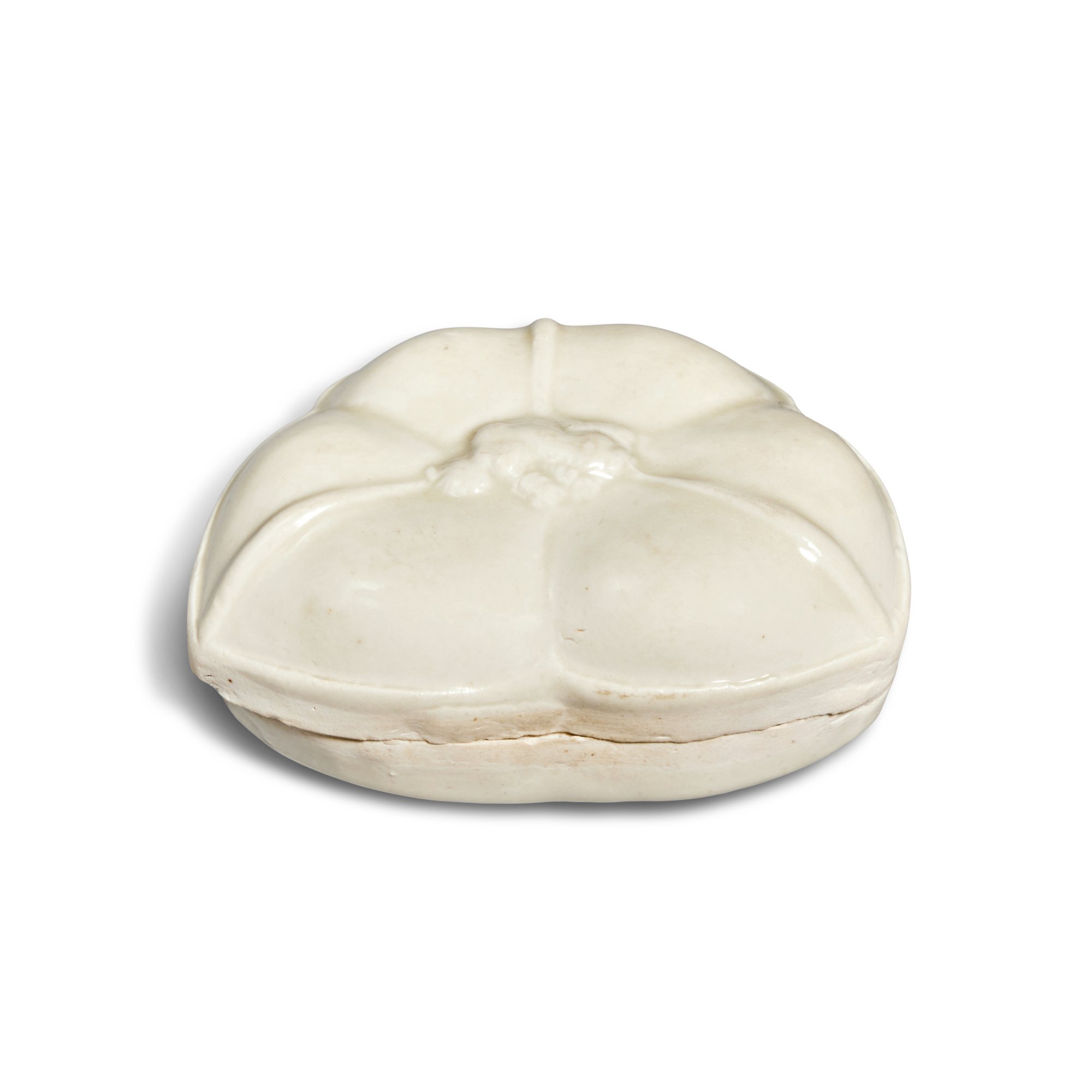 A white-glazed trefoil-form box and cover, Liao dynasty | 遼 白釉花式蓋盒 ...
