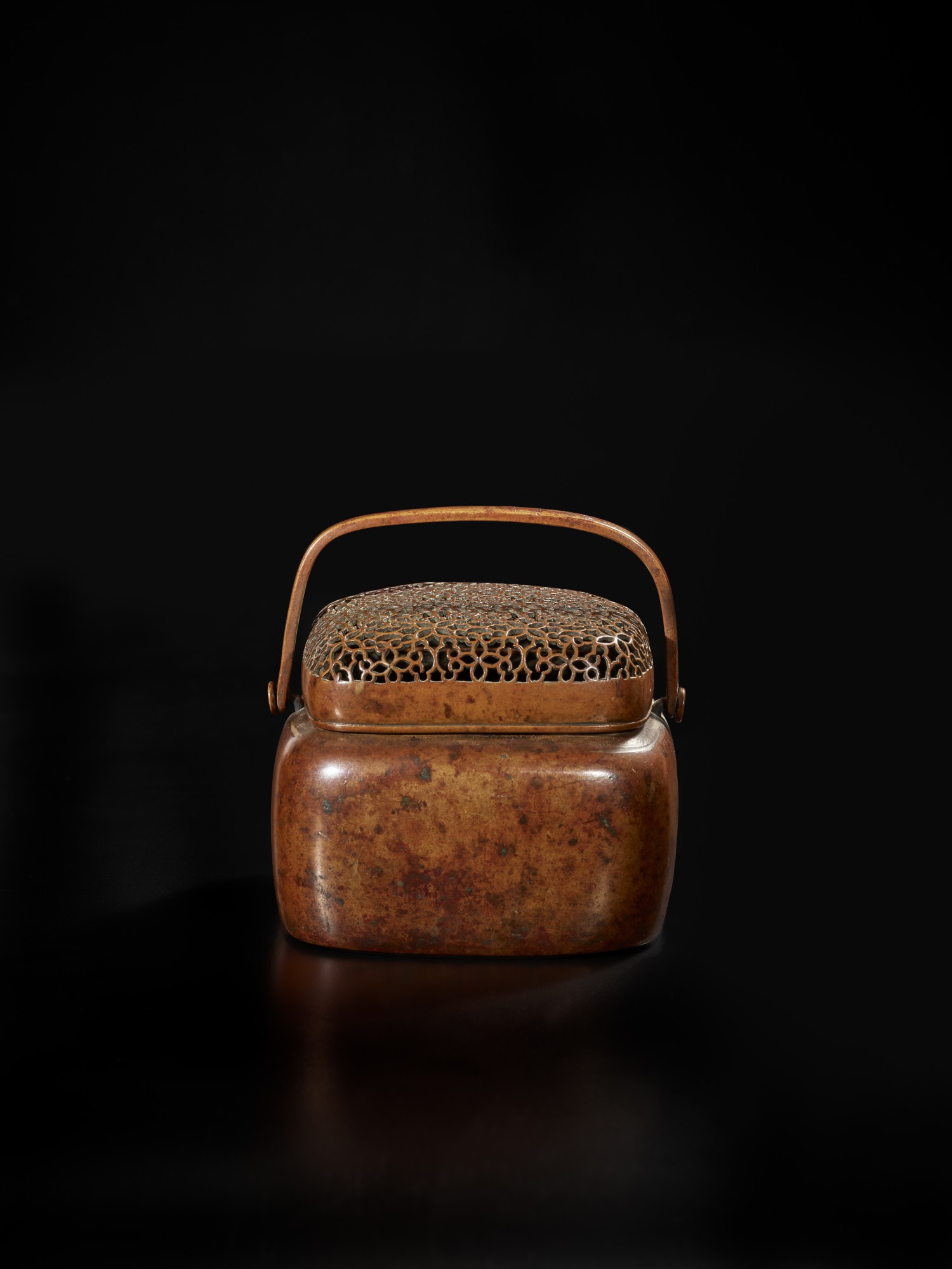 A bronze hand warmer and cover, signed Zhang Mingqi, 17th century | 十七世紀 銅透空錦紋蓋手爐 《張鳴岐製》款 ...