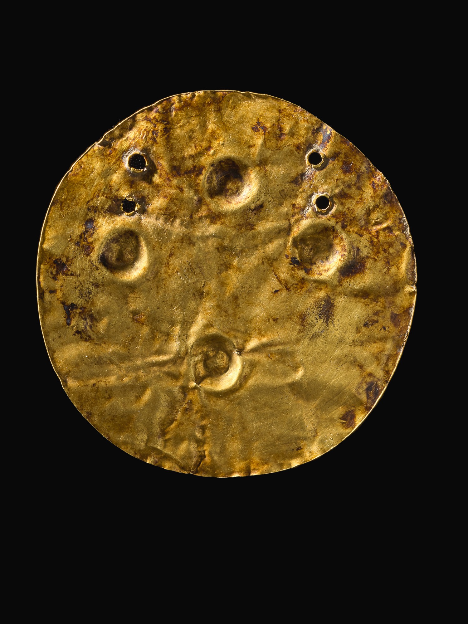 A GOLD DISC, LATE NEOLITHIC/ ENEOLITHIC/ EARLY COPPER AGE, BALATON ...
