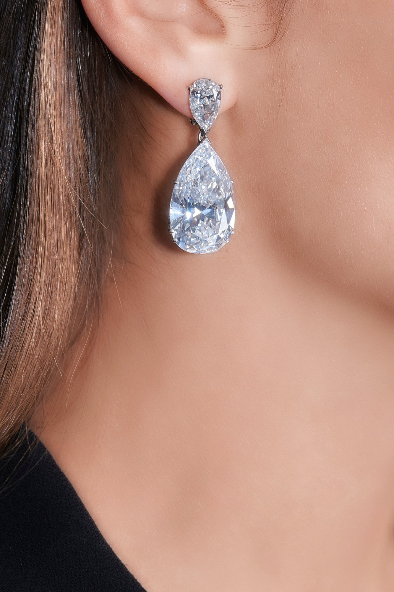 Attractive pair of diamond pendent ear clips | 鑽石耳墜一對 | Magnificent ...