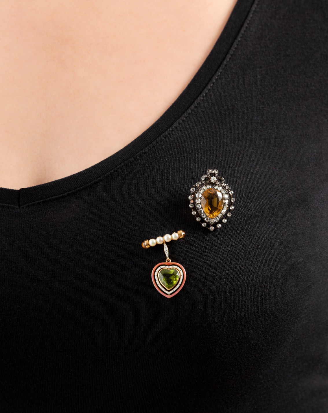 Deux broches | Two brooches | Fine Jewels Online | 2022 | Sotheby's