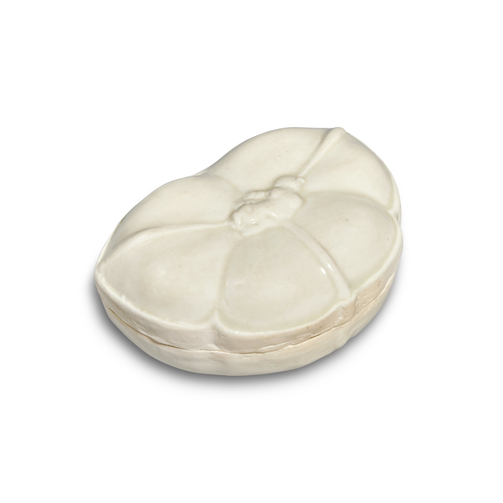 A white-glazed trefoil-form box and cover, Liao dynasty | 遼 白釉花式蓋盒 ...