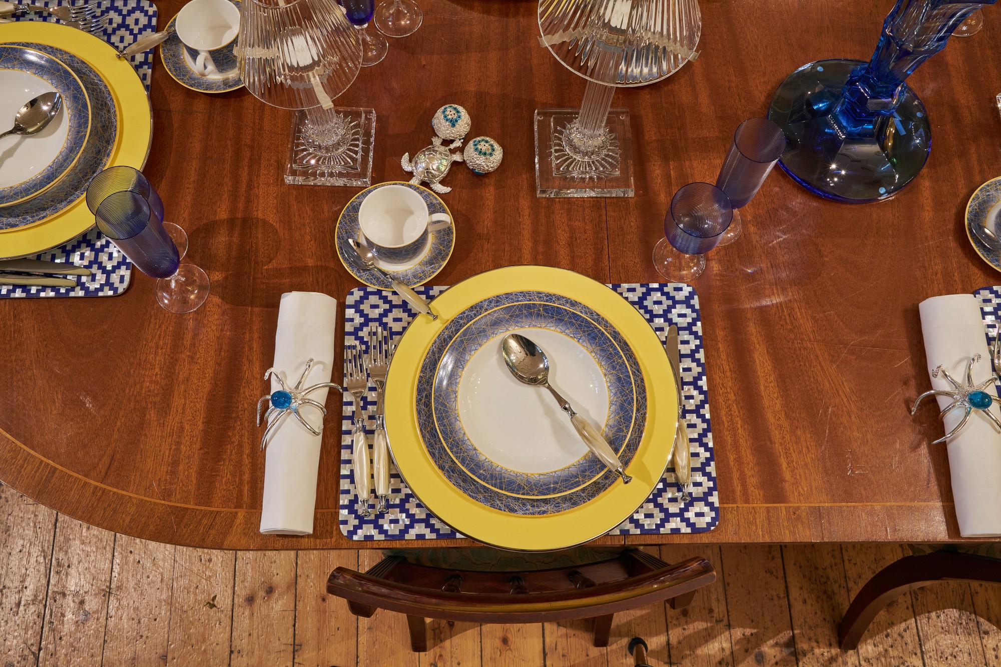 A Thomas Goode 'Electric Blue' bone china part dinner and dessert ...