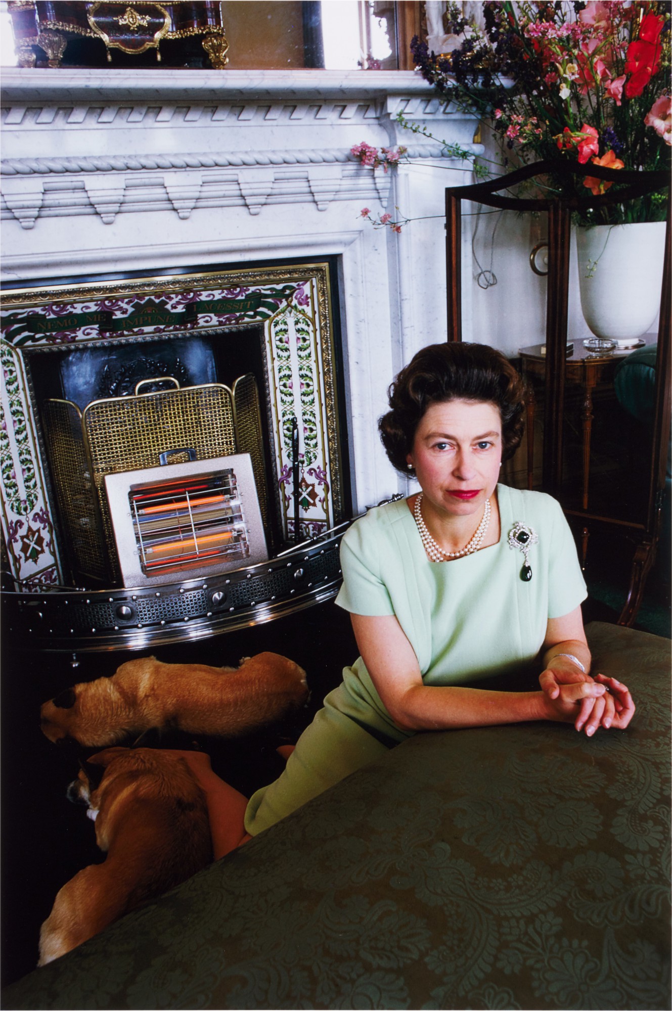 Queen Elizabeth with Corgis (Heater), 1967 | Made in Britain | 2021 ...