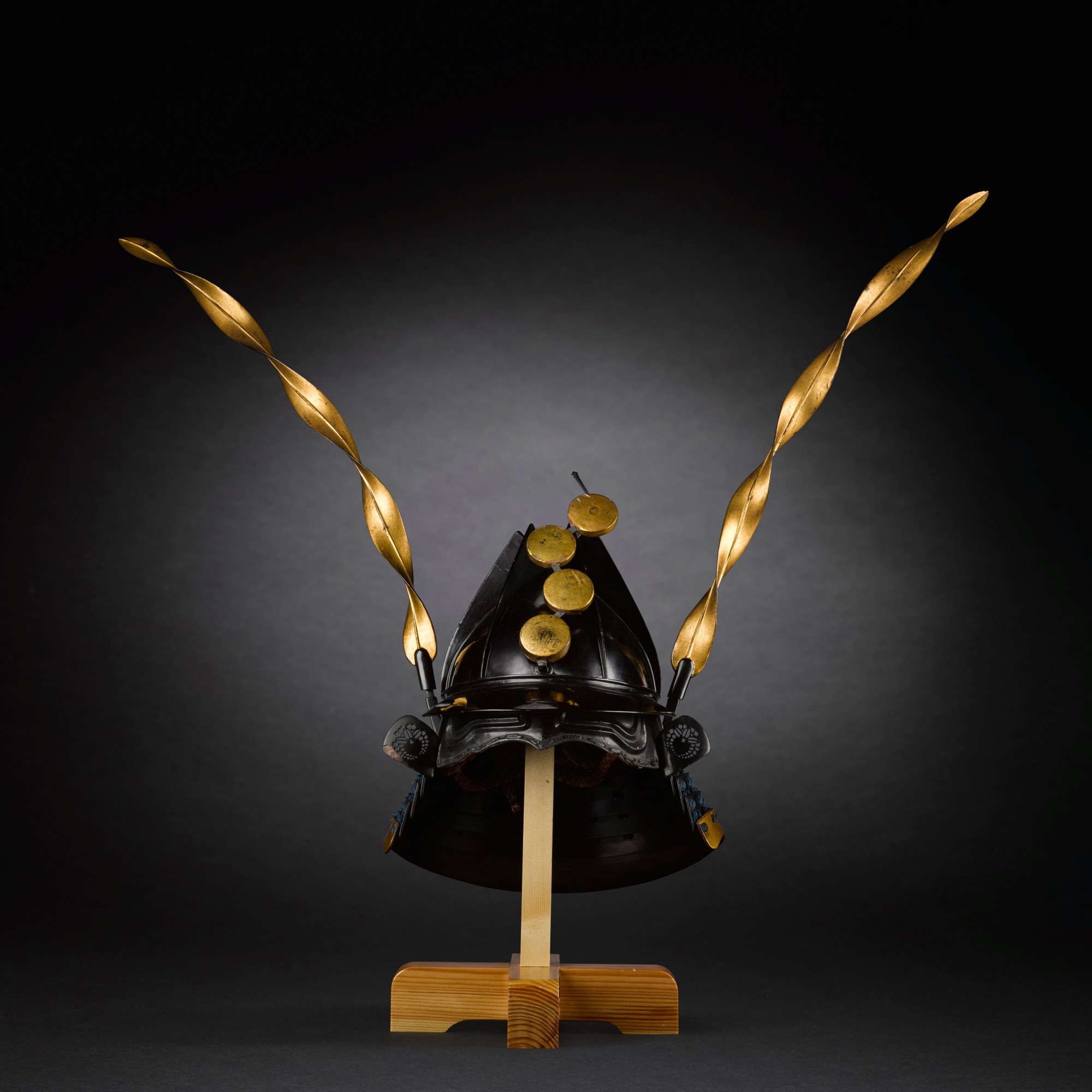 A kawari kabuto [usually shaped helmet] and mempo [face mask] | Edo ...