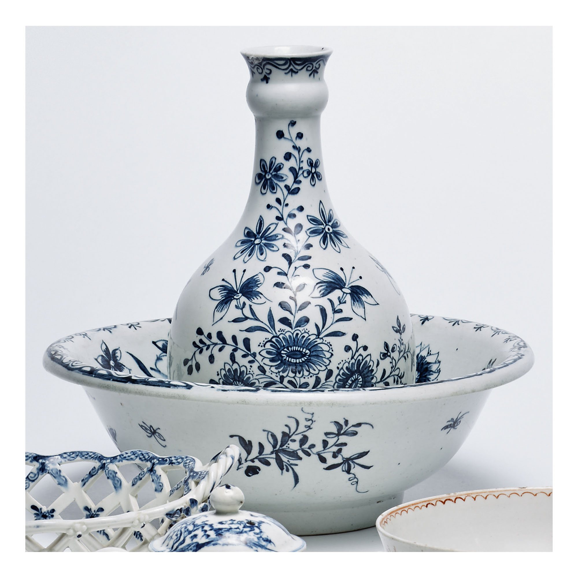 A LOWESTOFT PORCELAIN BLUE AND WHITE GUGLET AND BASIN CIRCA 1770 ...