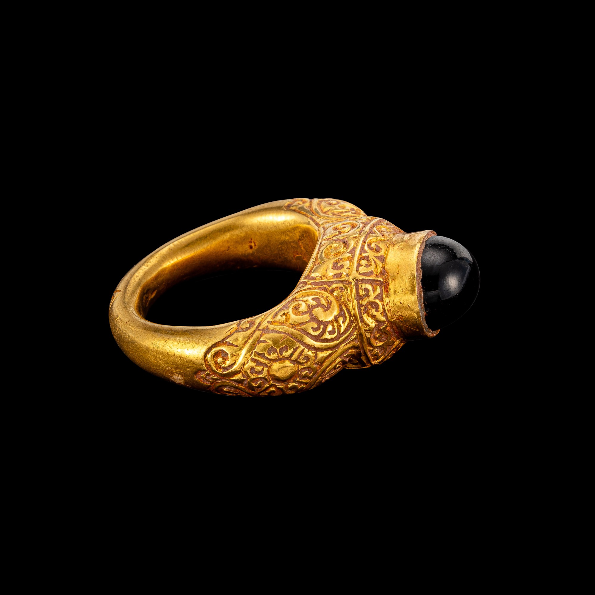 A gold and onyx repoussé ring Champa, 14th century | 十四世紀 占城 金嵌縞瑪瑙戒指 ...