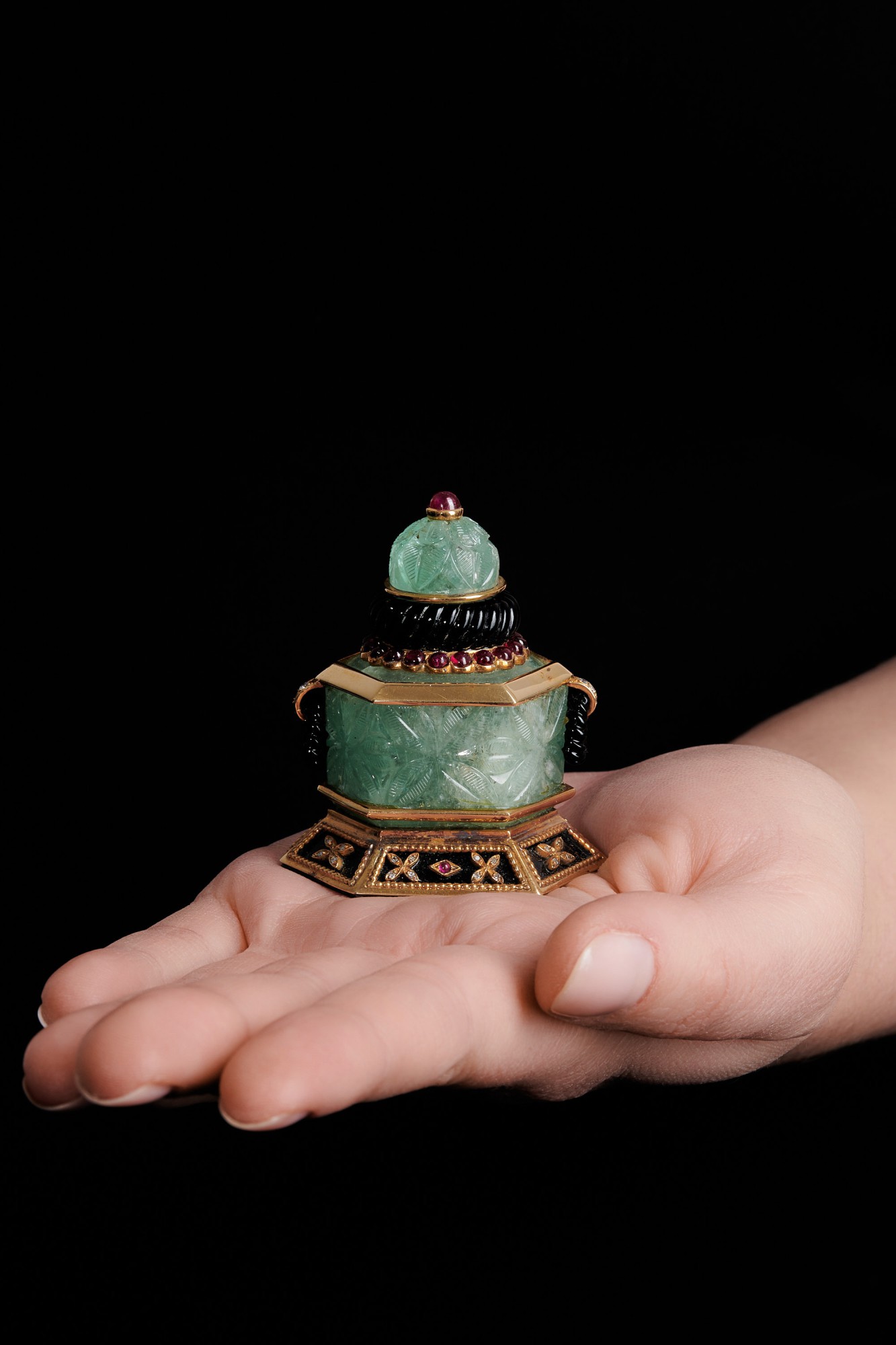 Emerald, ruby, onyx and diamond flask | Important Jewels | 2022 | Sotheby's