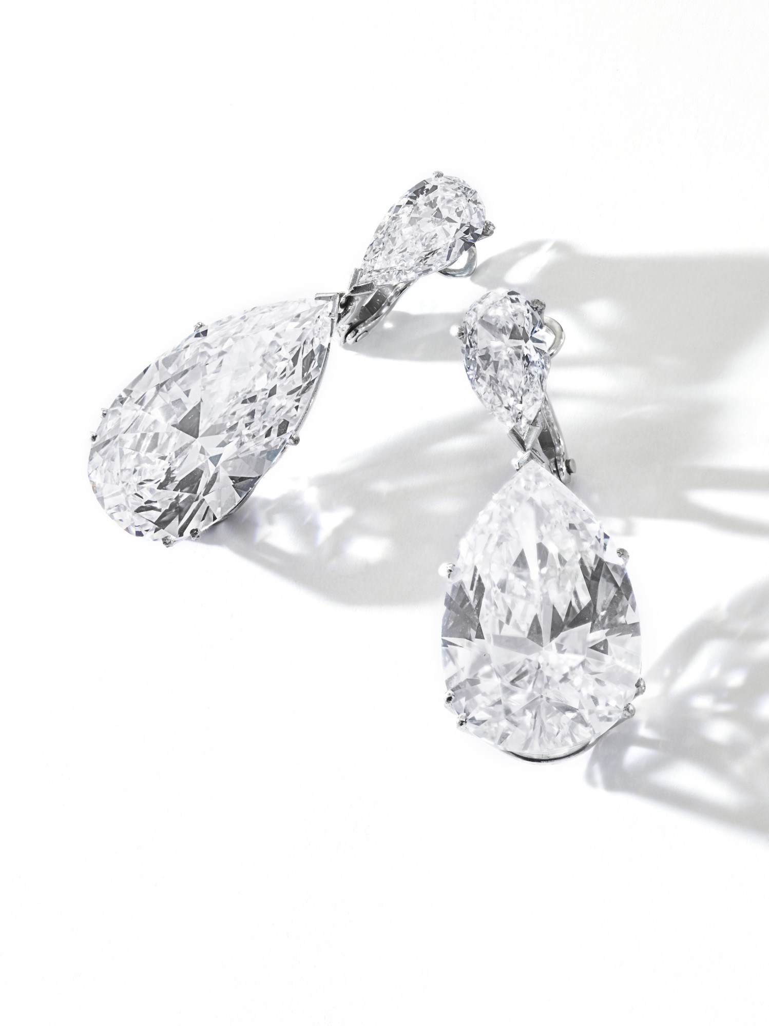 Attractive pair of diamond pendent ear clips | 鑽石耳墜一對 | Magnificent ...