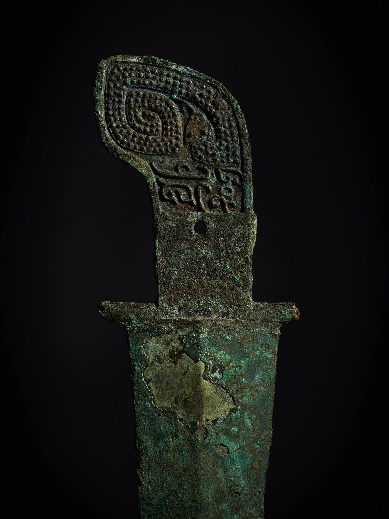 A rare archaic bronze 'serpent' dagger axe (Ge), Shang dynasty | 商 ...
