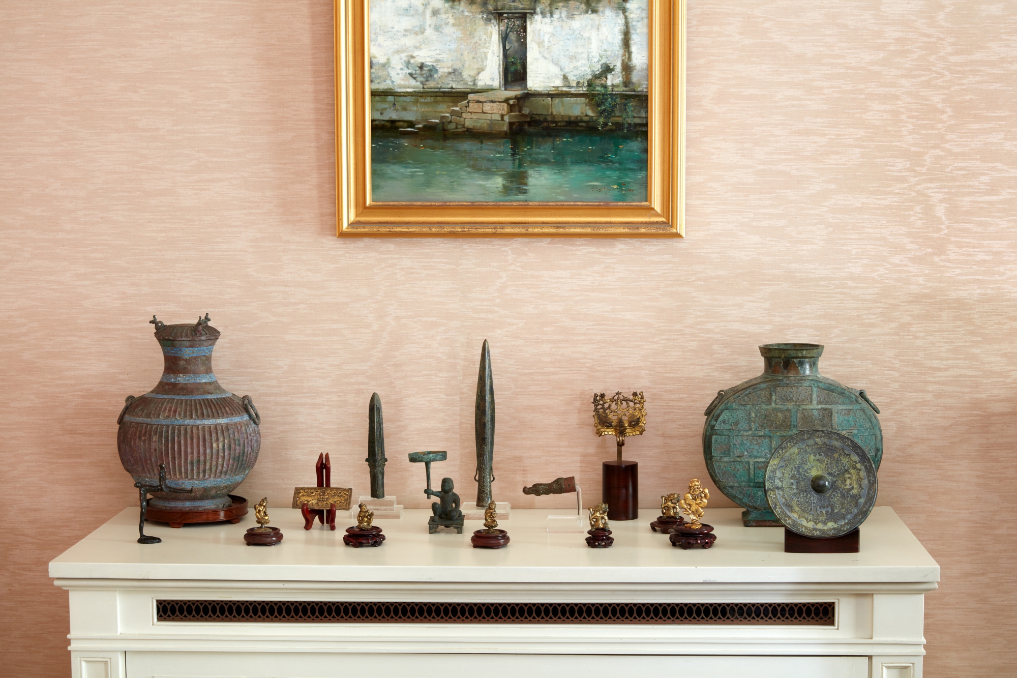 A miniature gilt-bronze figure of a bodhisattva, Tang dynasty | 唐 ...