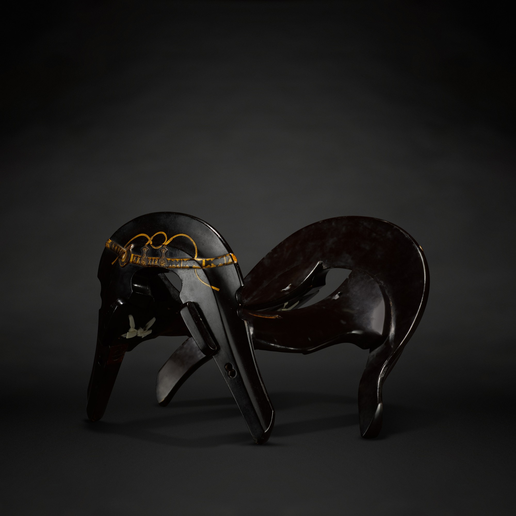 A fine umiari suikan-gura [riding saddle with double register pommel ...