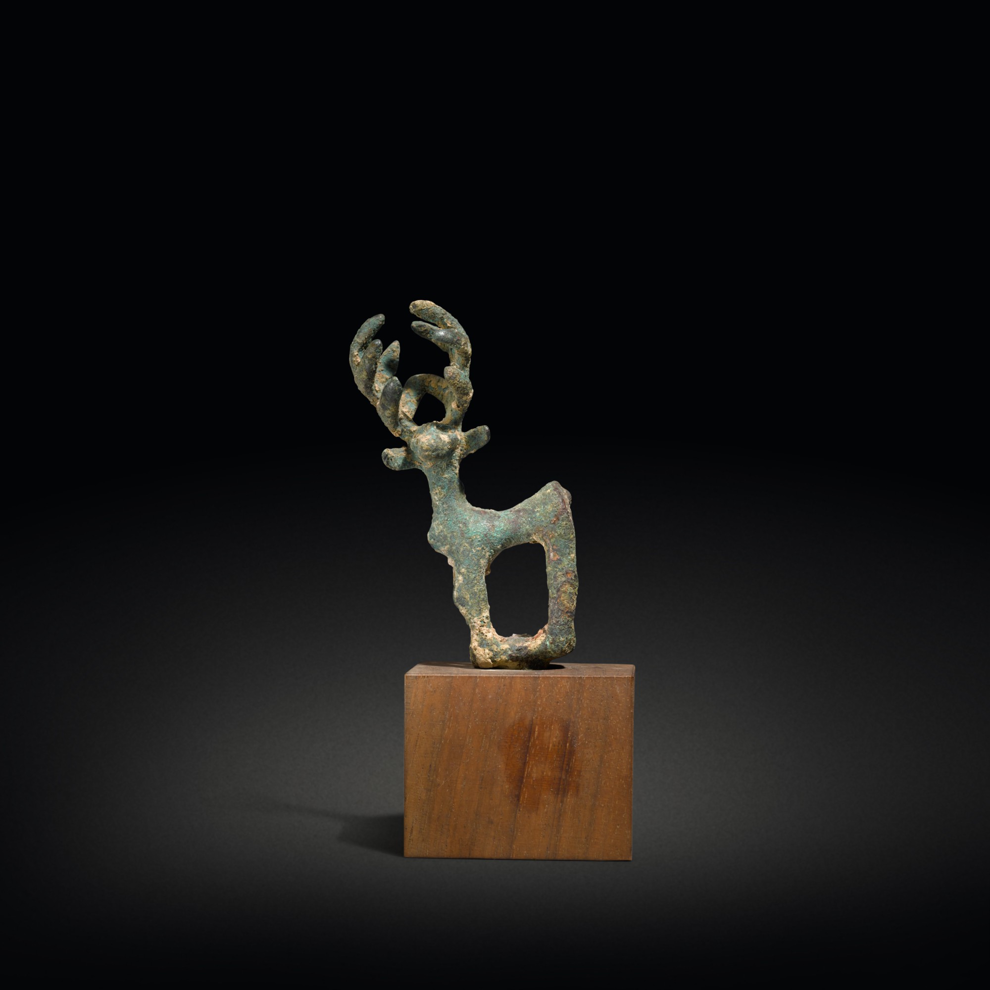 A bronze 'stag' fitting, 4th / 3rd century BC | 公元前四 / 三世紀 青銅鹿形飾 ...
