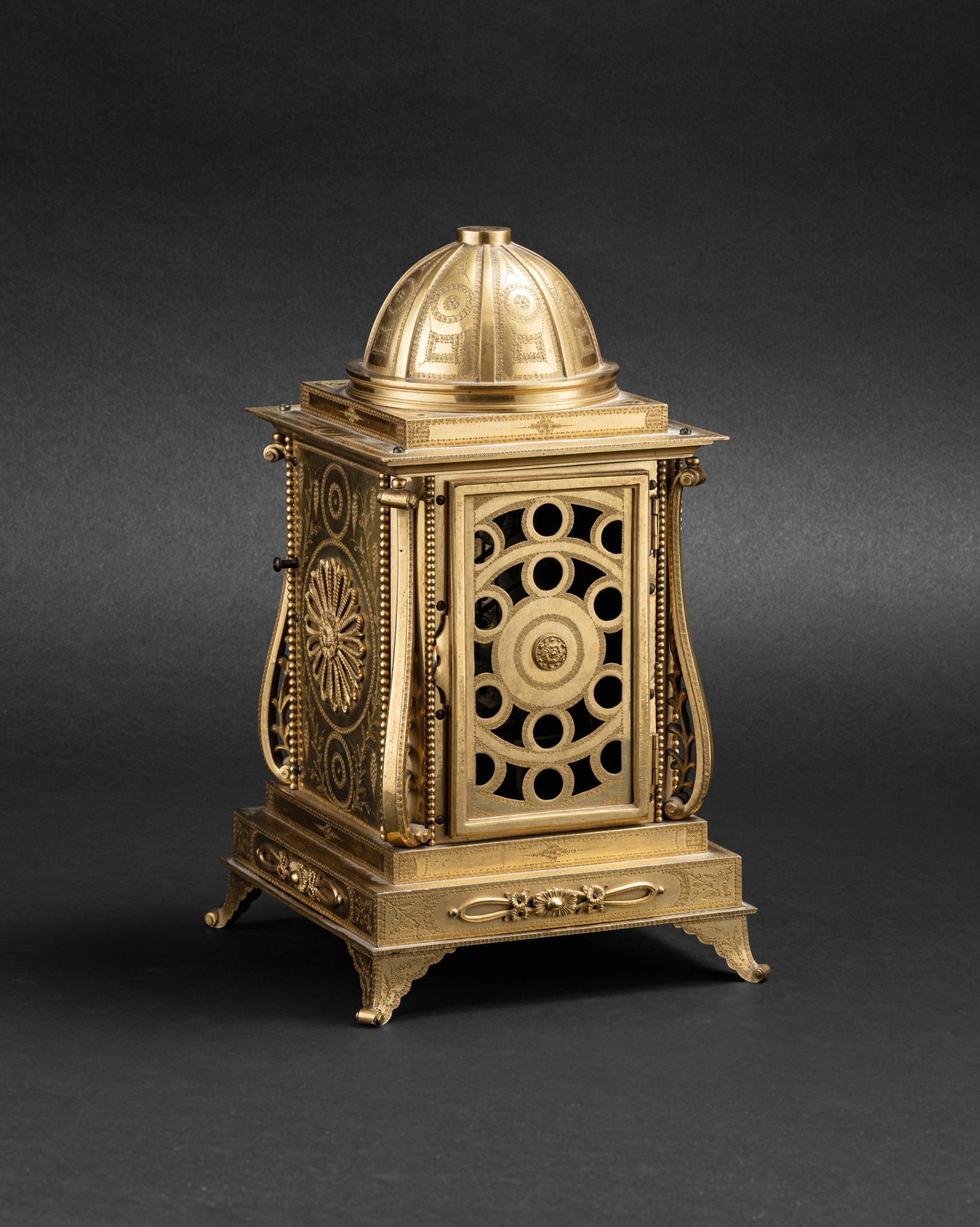 Rare pendule en bronze doré et incrustations de pierres dures pour le ...