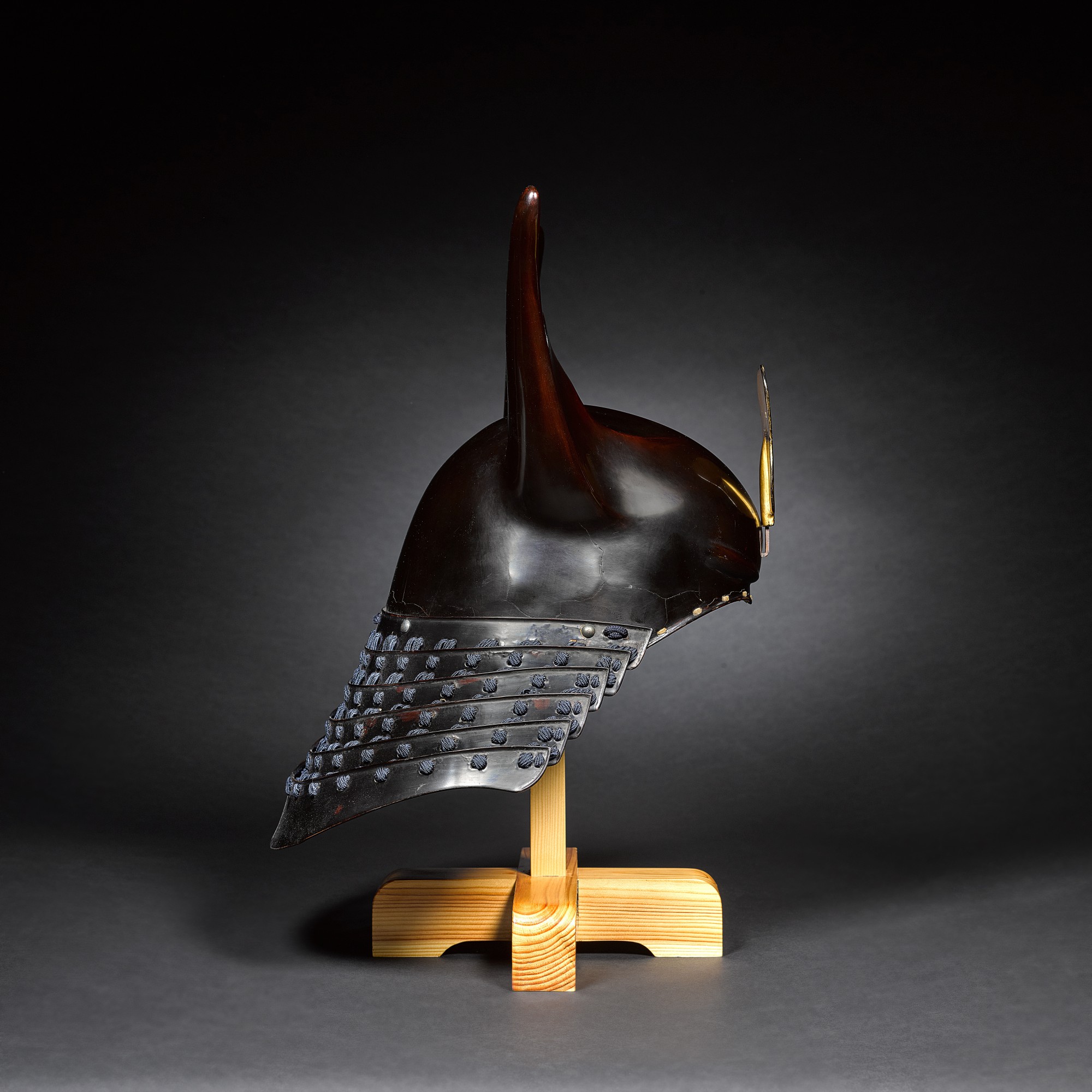 A kuwagata-nari kawari kabuto [unusually shaped helmet] | Momoyama ...