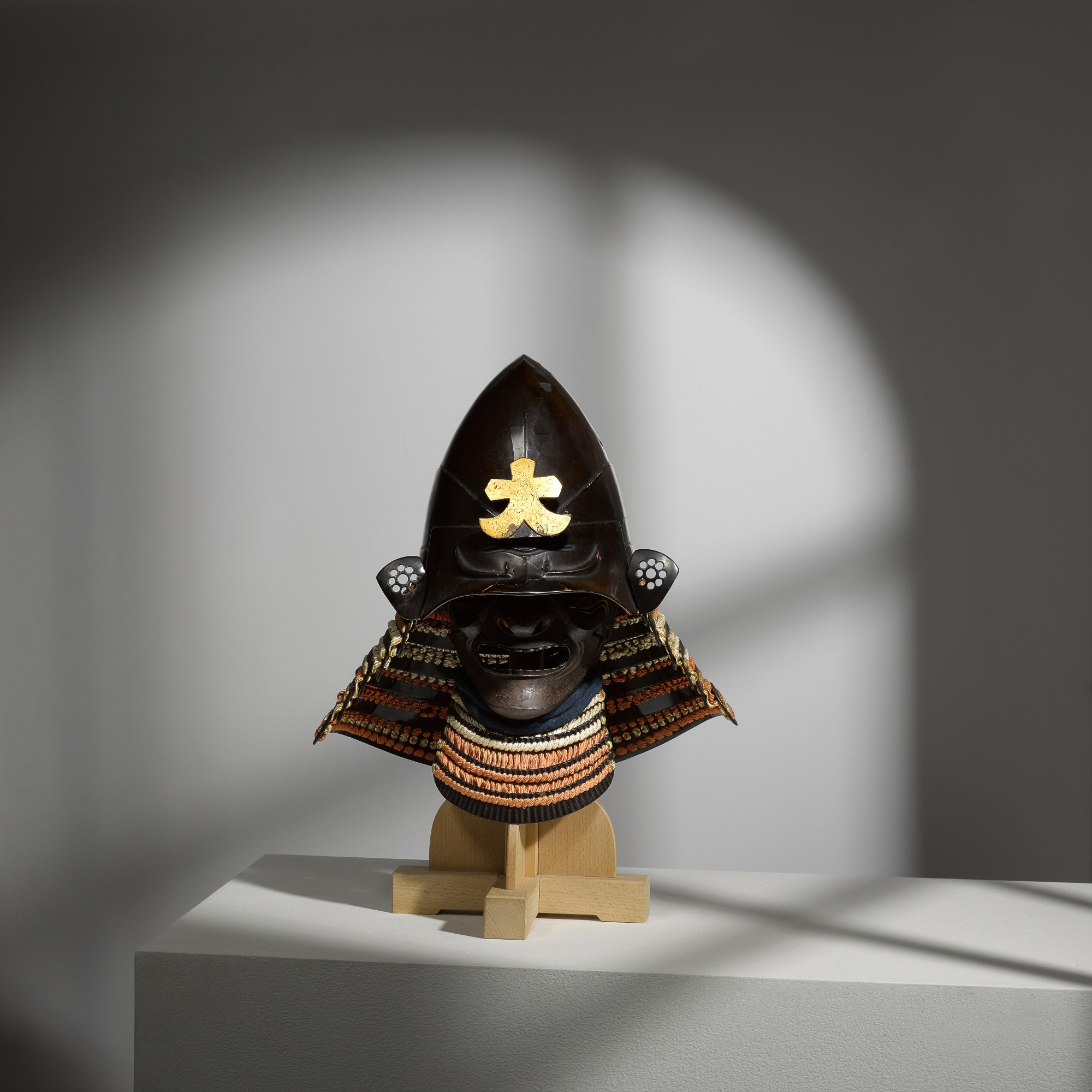 A kawari kabuto [unusually shaped helmet] and mempo [face mask] | Edo ...