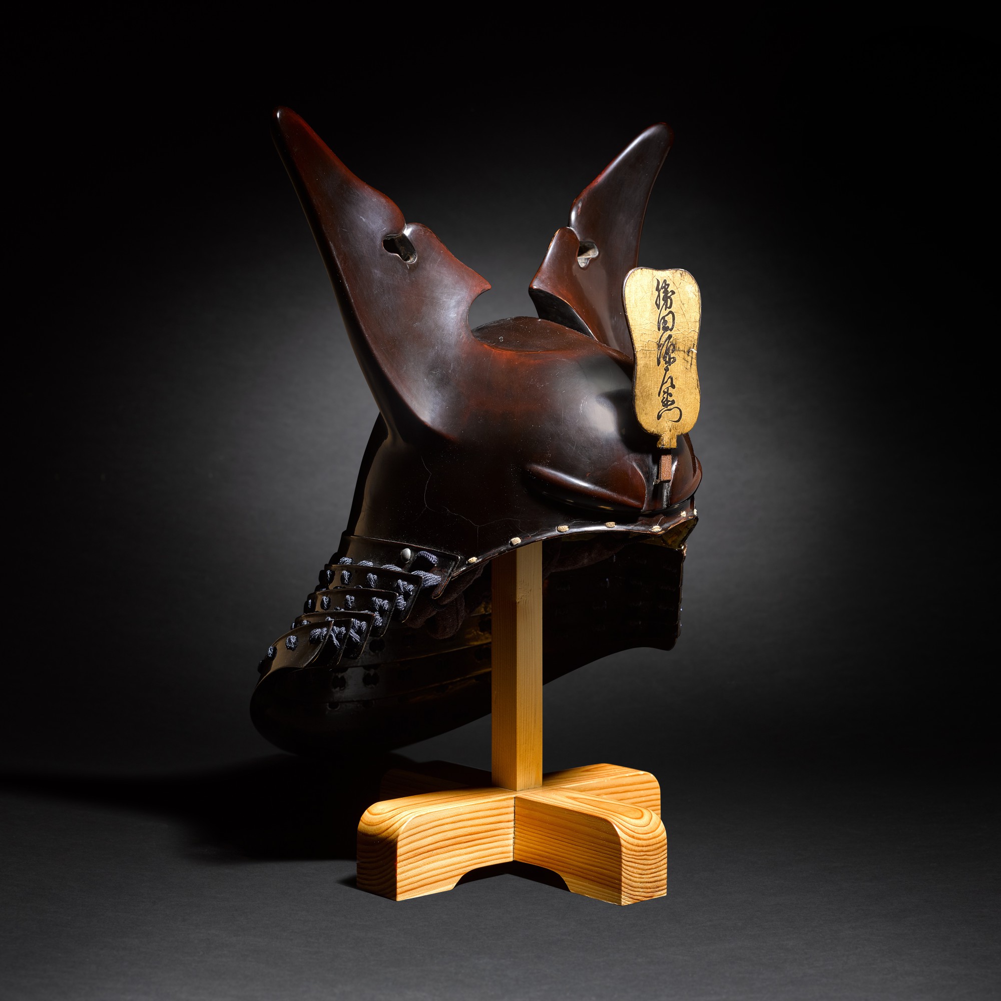 A kuwagata-nari kawari kabuto [unusually shaped helmet] | Momoyama ...