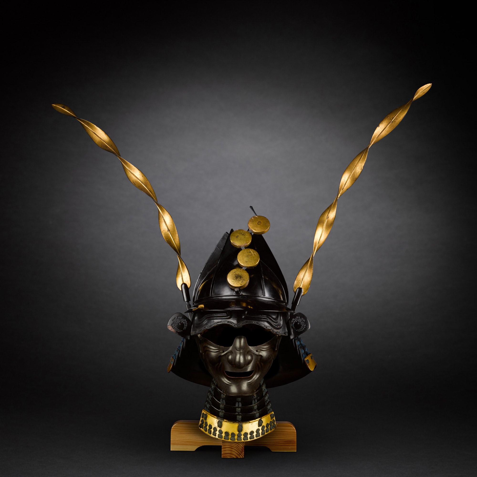 A kawari kabuto [usually shaped helmet] and mempo [face mask] | Edo ...