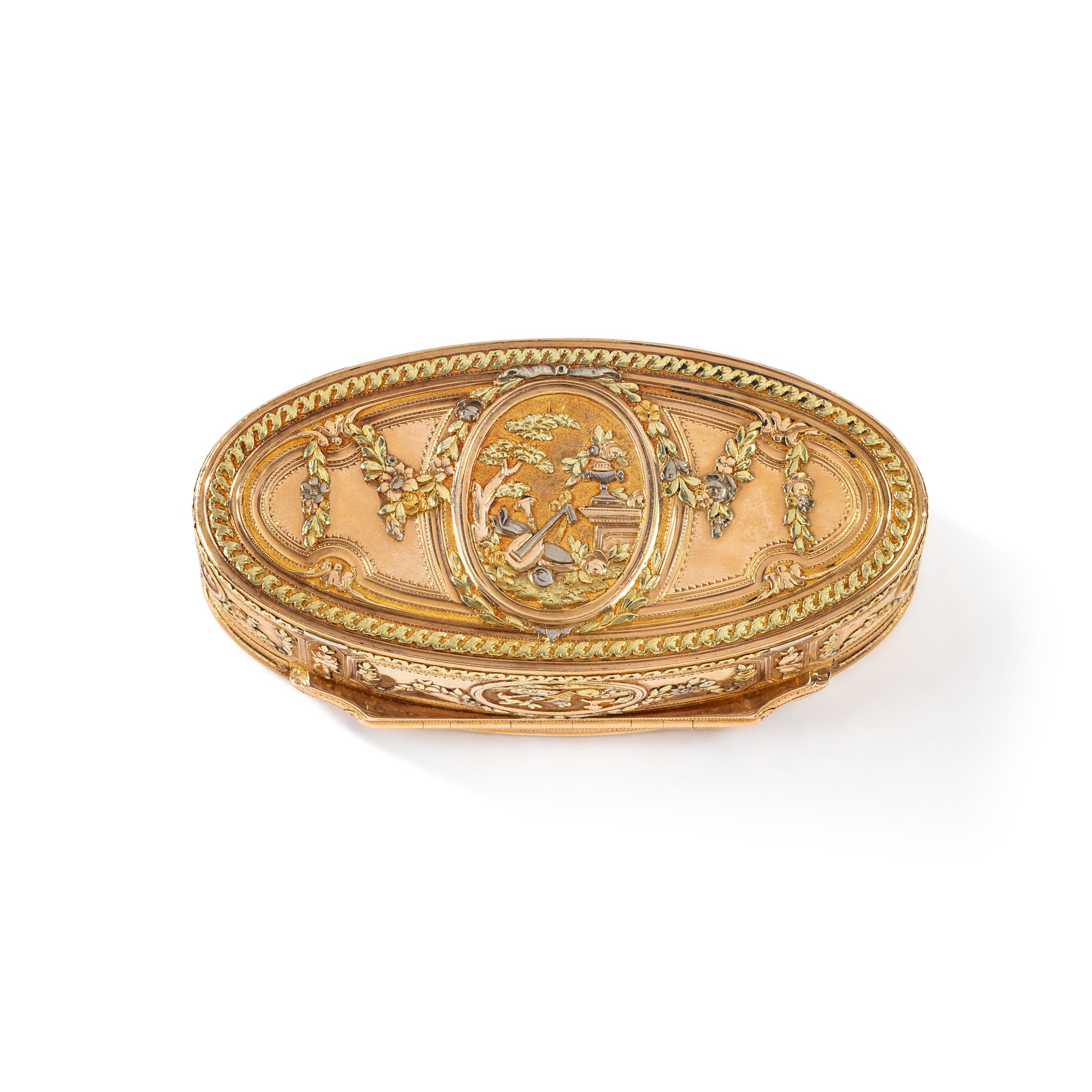 A four-coloured gold snuff box, 19th century in earlier taste | Tabatière en or de quatre ...