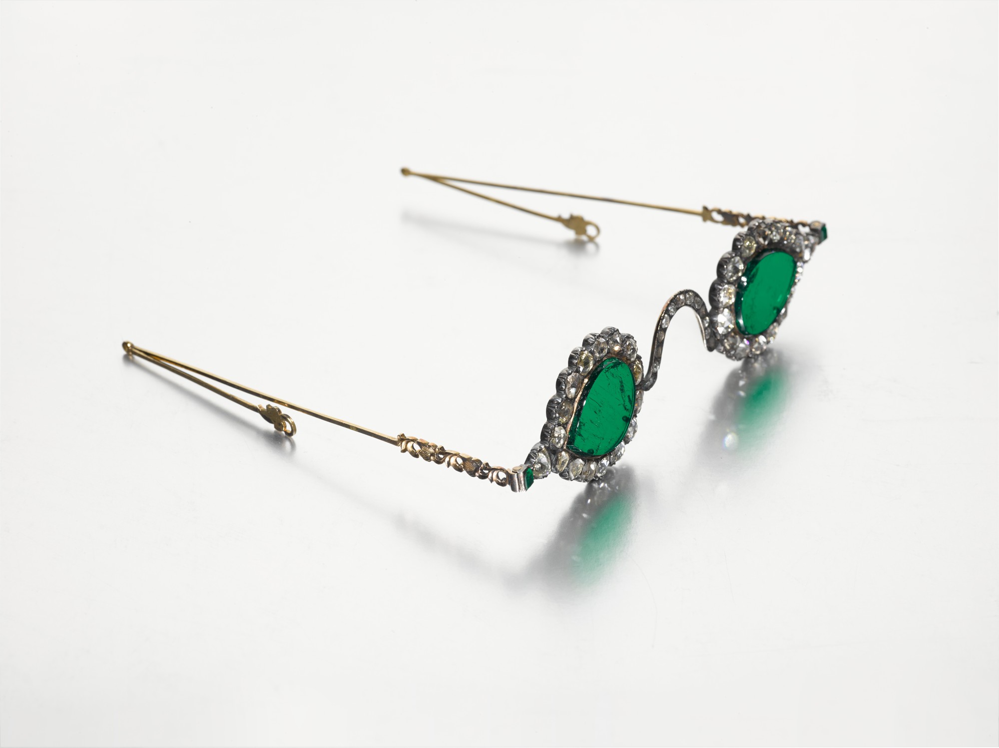 A pair of Mughal spectacles set with emerald lenses, in diamond-mounted ...