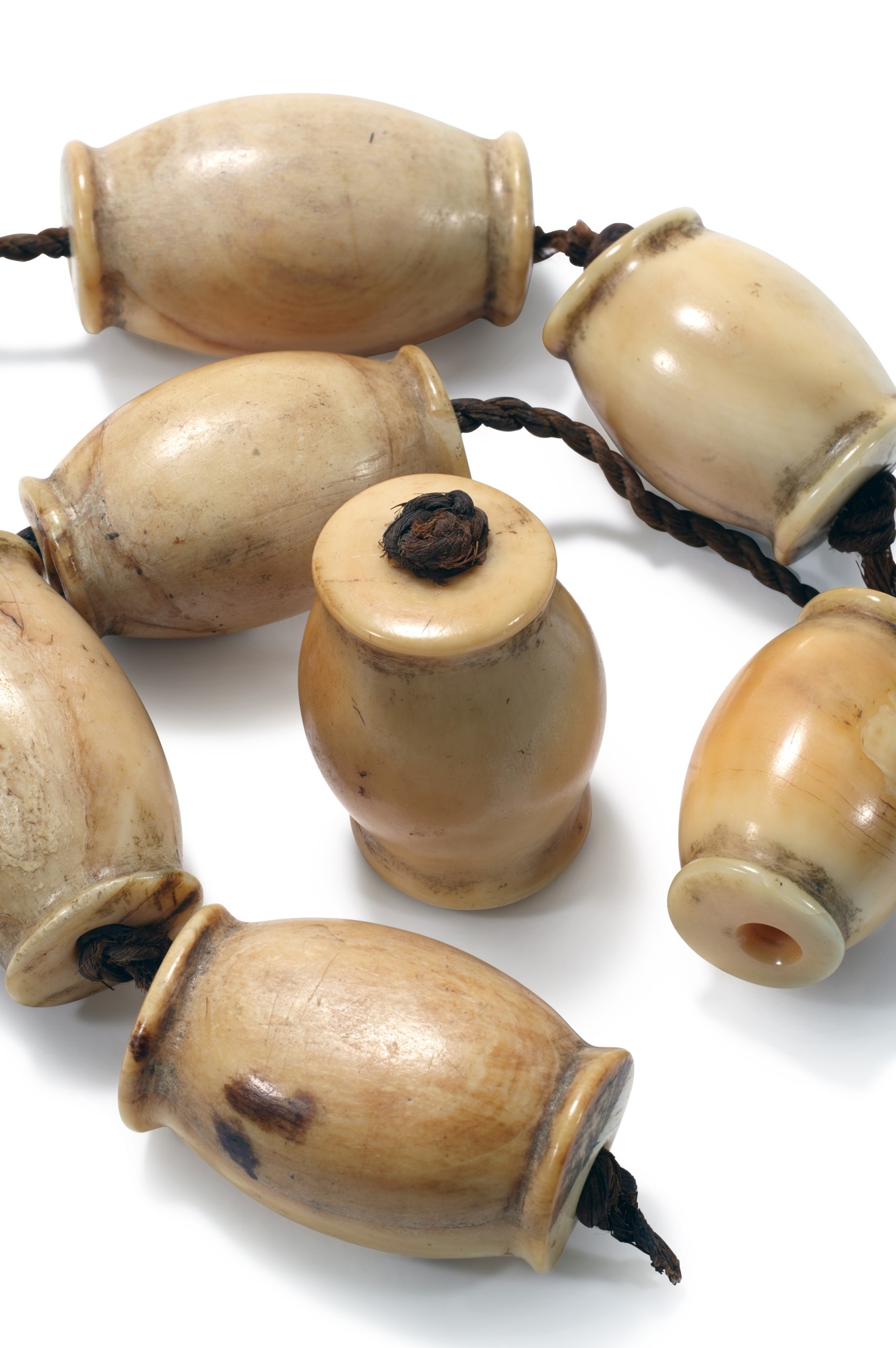 Collier de perles en dents de cachalots sculptées, Îles Fidji ...