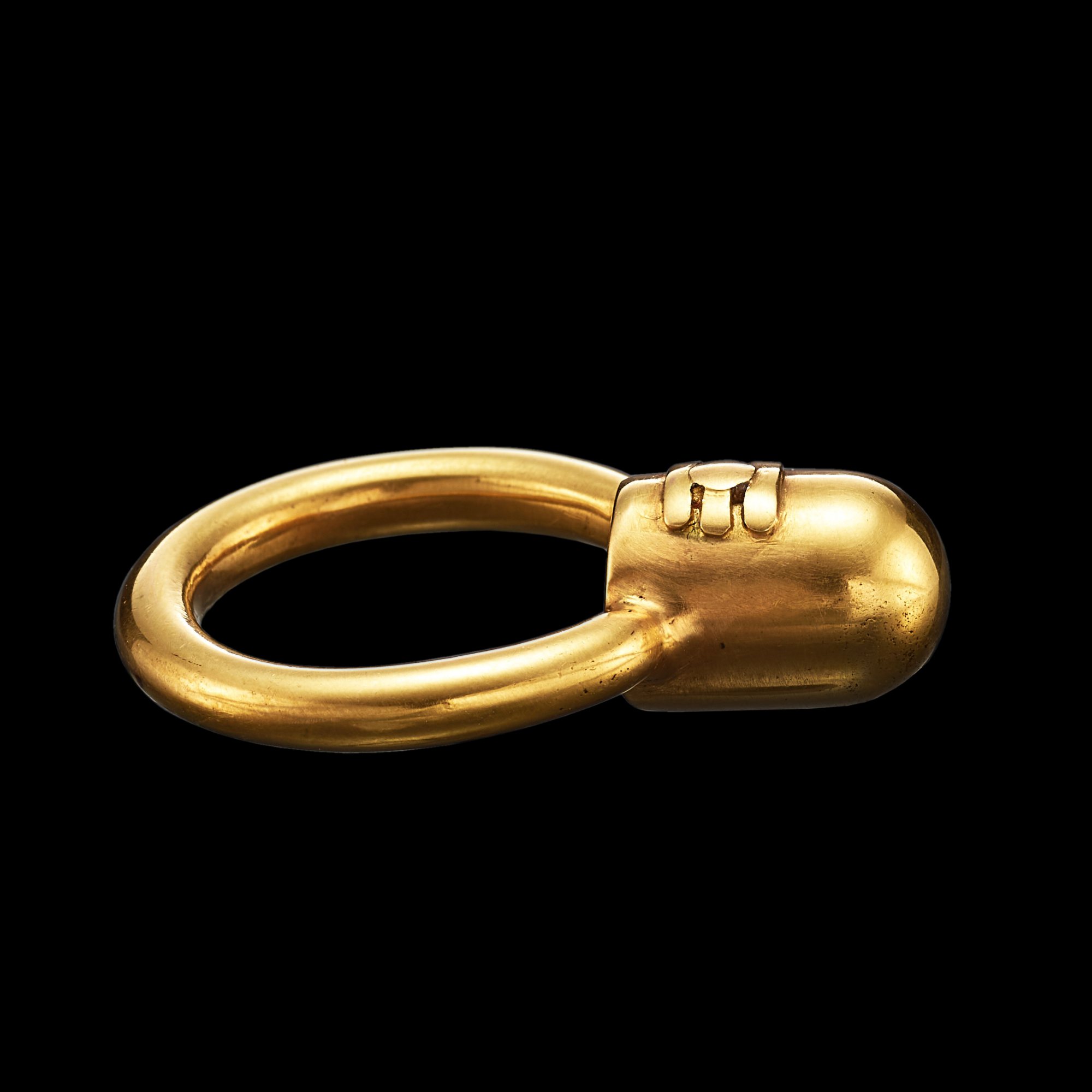 A Shaivite lingam-shaped gold ring with ‘Tripundra’ India, 19th century ...