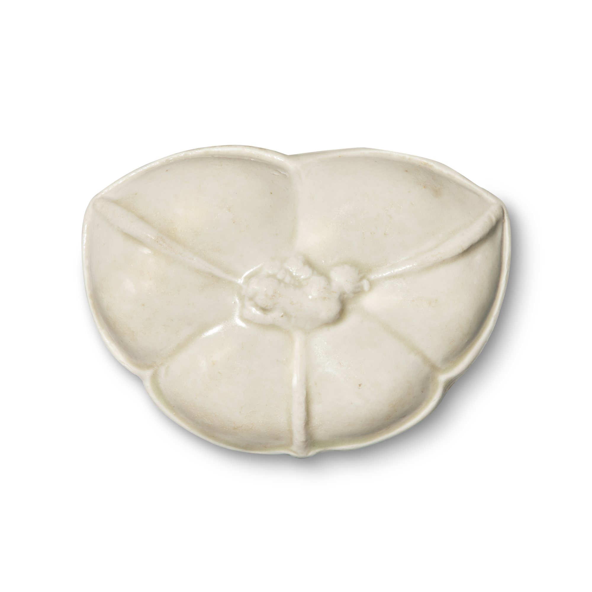 A white-glazed trefoil-form box and cover, Liao dynasty | 遼 白釉花式蓋盒 ...