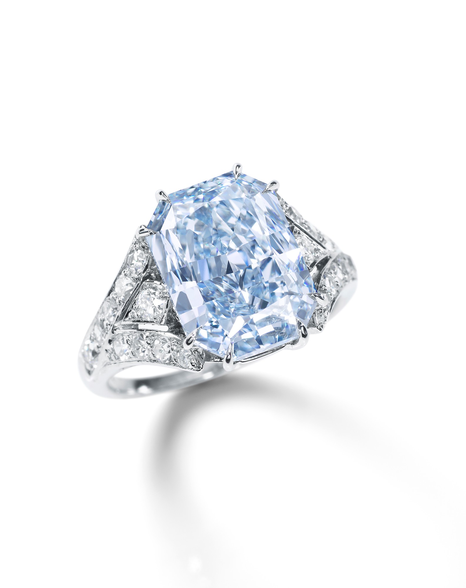 FANCY INTENSE BLUE DIAMOND AND DIAMOND RING, MOUNT BY CARTIER | 極其重要 5. ...