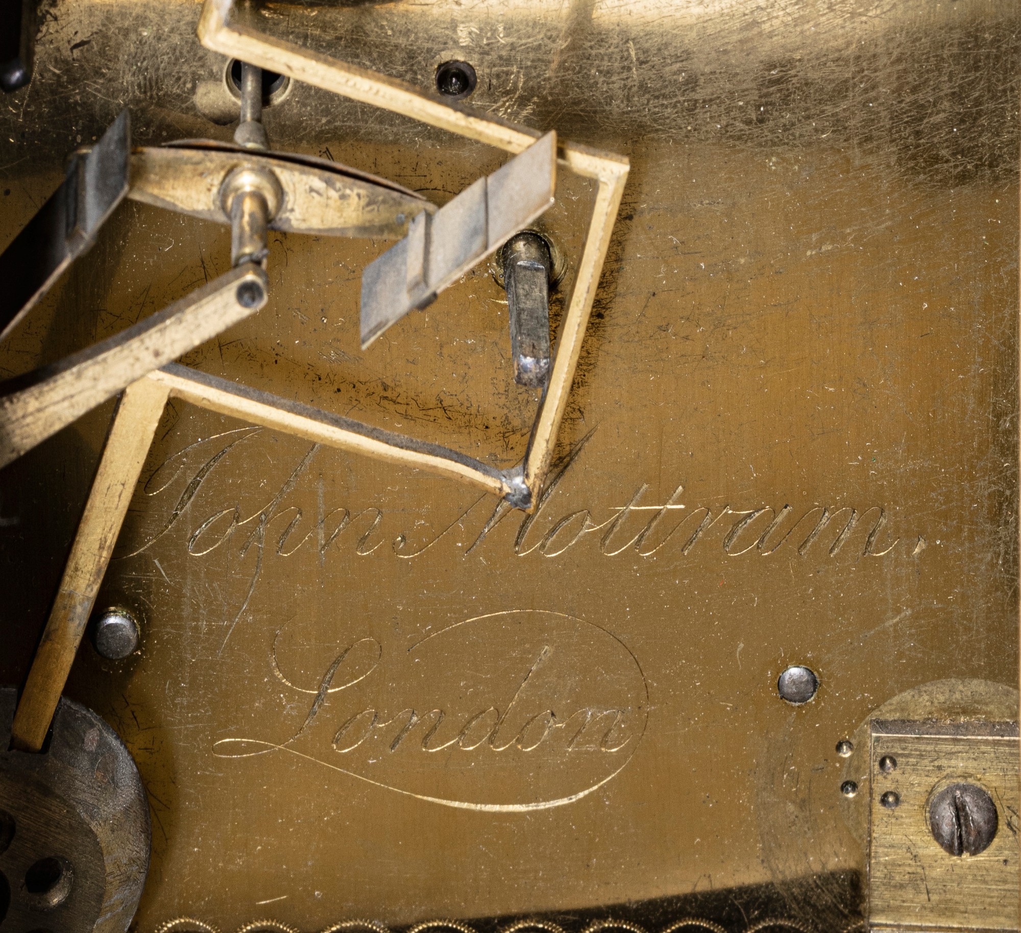 Rare pendule en bronze doré et incrustations de pierres dures pour le ...