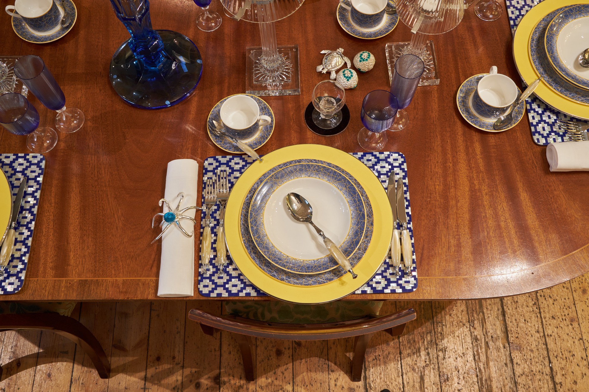 A Thomas Goode 'Electric Blue' bone china part dinner and dessert ...