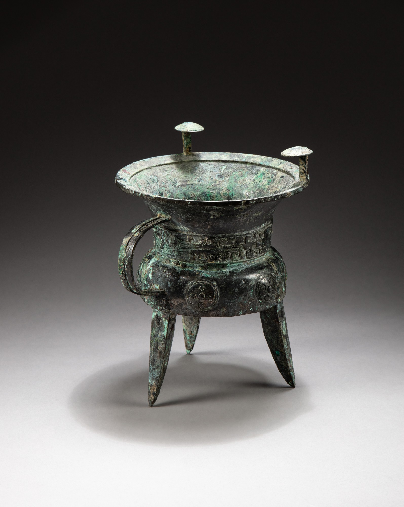 A rare and important archaic bronze goblet, Jia Early Shang dynasty ...