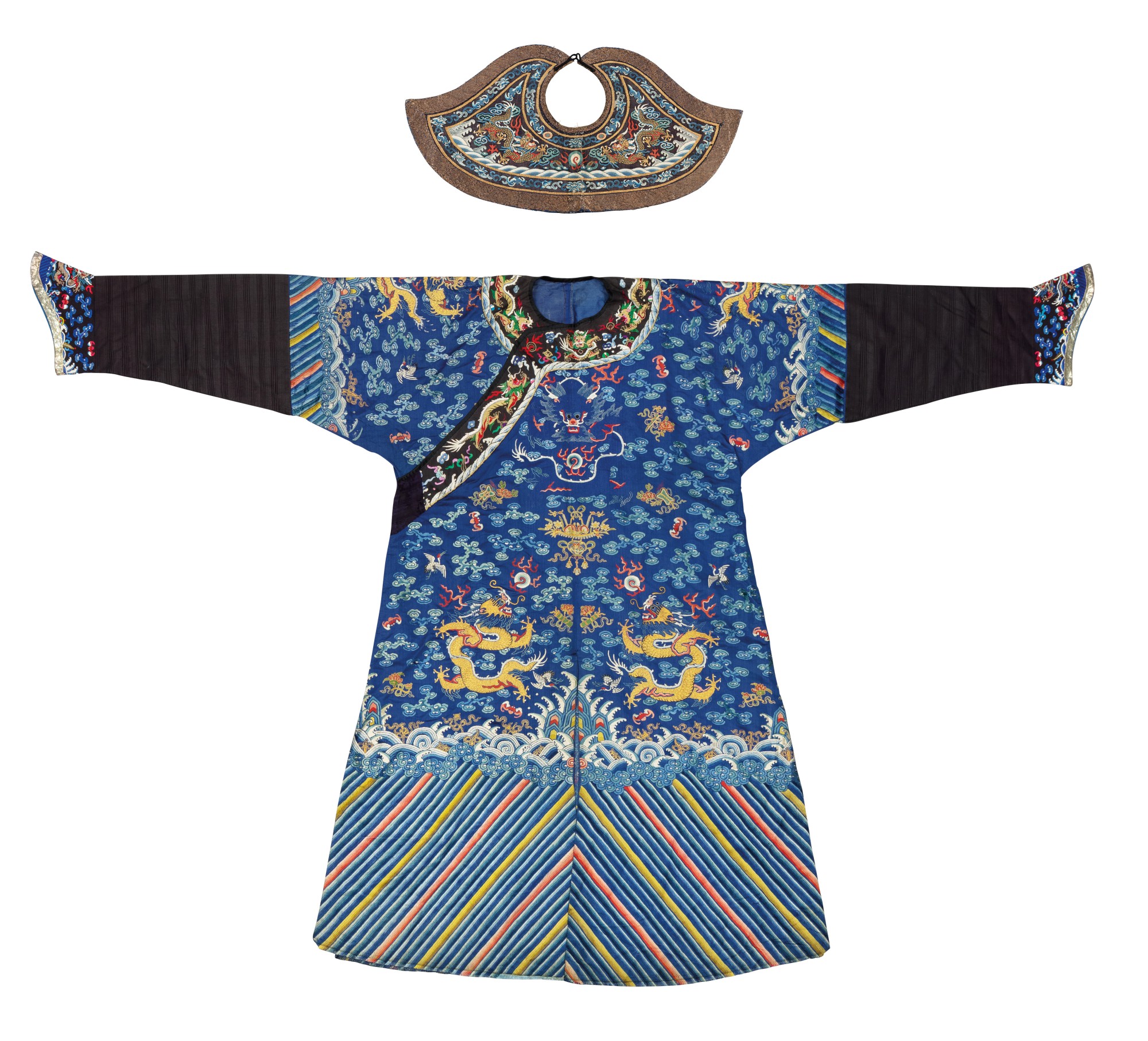 Robe en soie brodée à fond bleu et deux éléments brodés Dynastie Qing ...