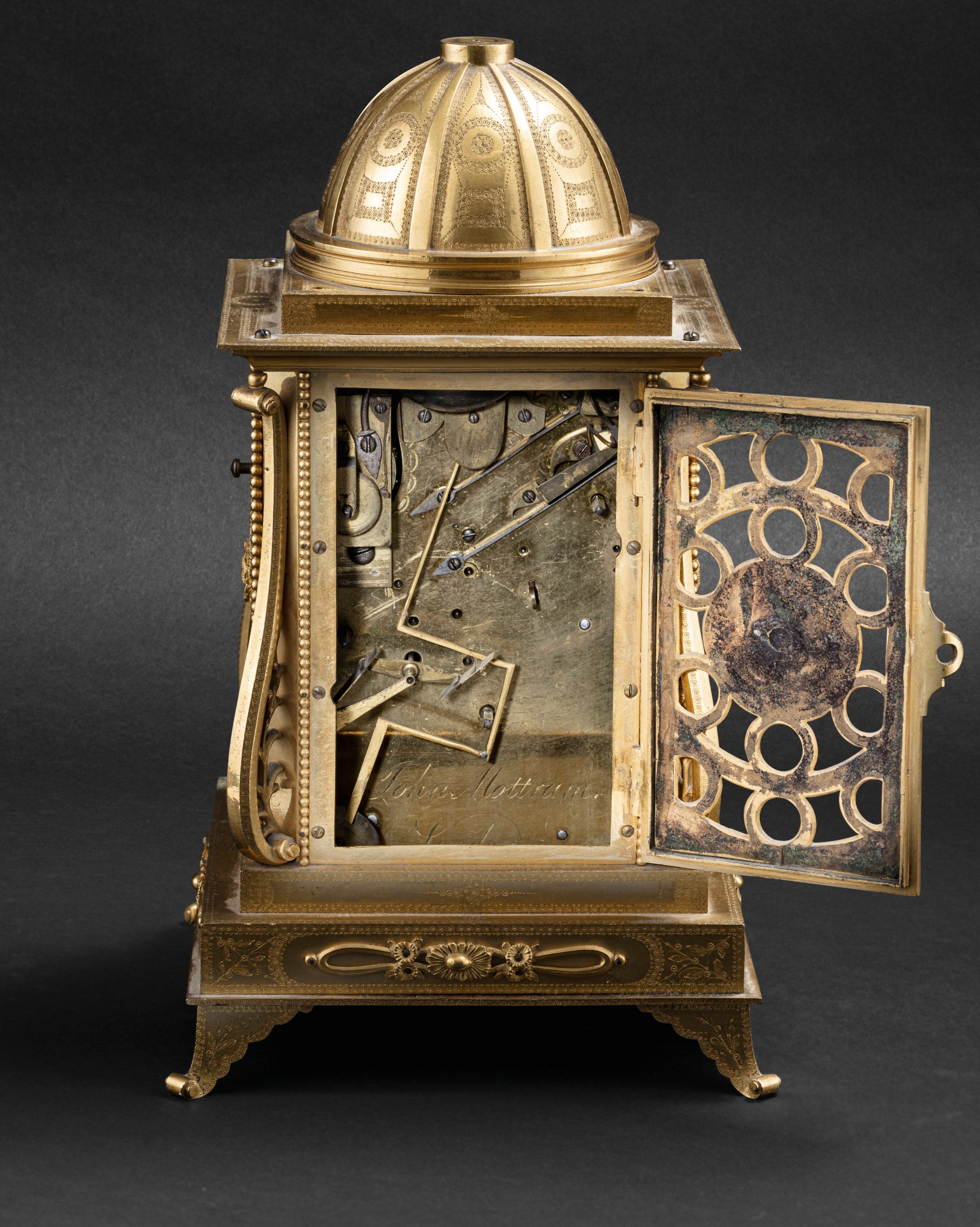 Rare pendule en bronze doré et incrustations de pierres dures pour le ...