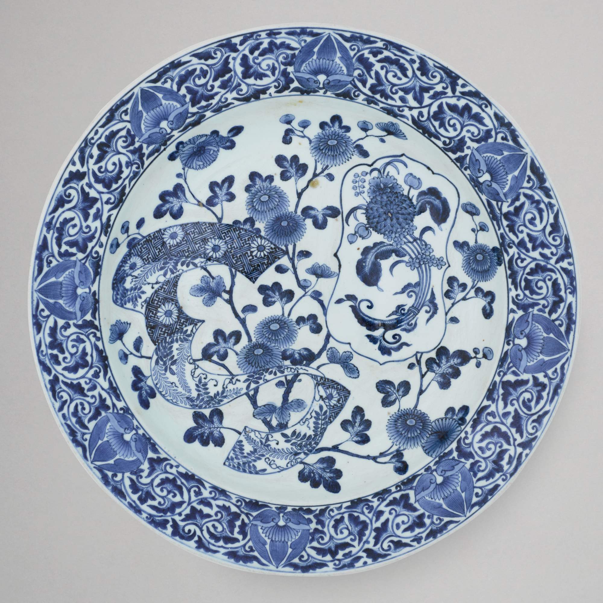 A rare large Arita dish with crests | Edo period, late 17th century ...