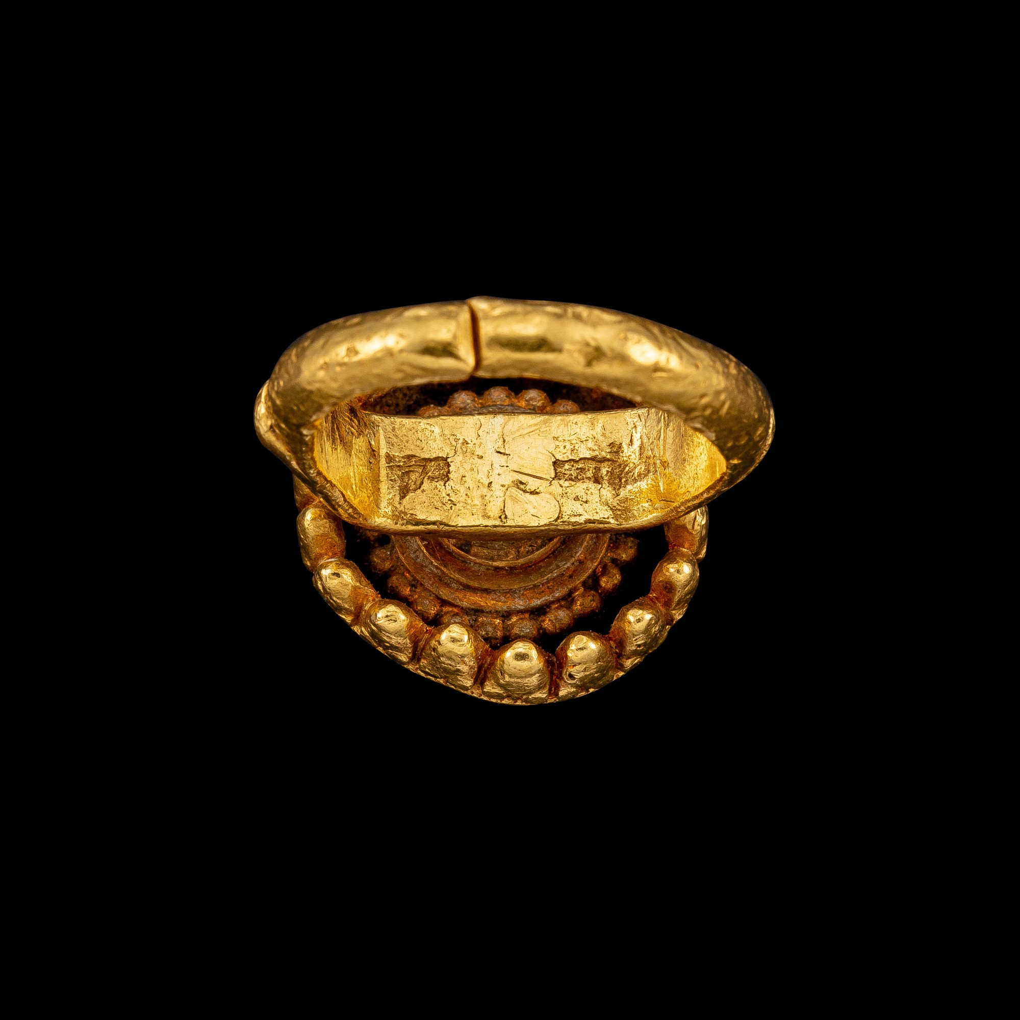 A round gold ring with a convex bezel of Nandi South India, 19th ...