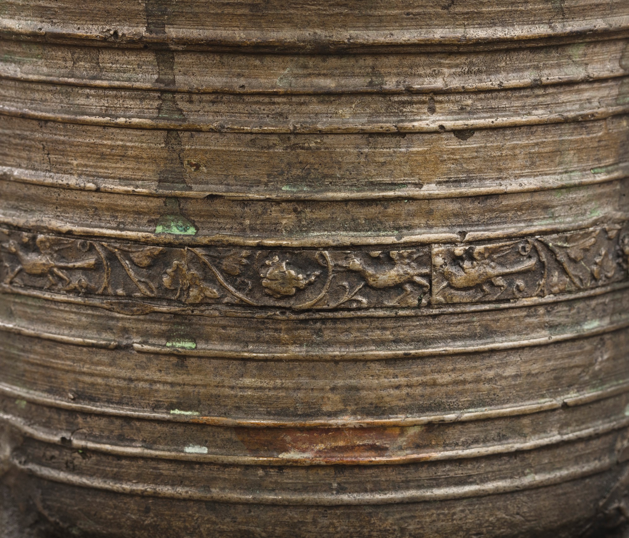 Tripod Basin with flower ornaments | Bassin tripode à décor floral ...