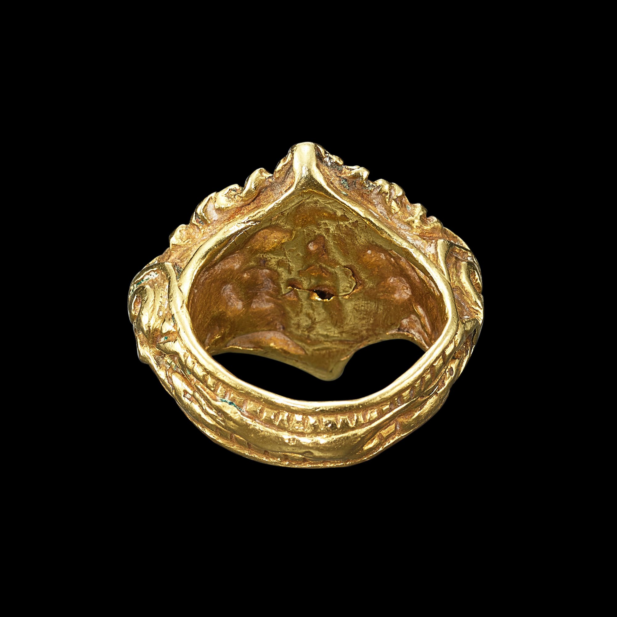 A gold and sapphire ring with ornated shank Champa, 14th century | 占城 ...