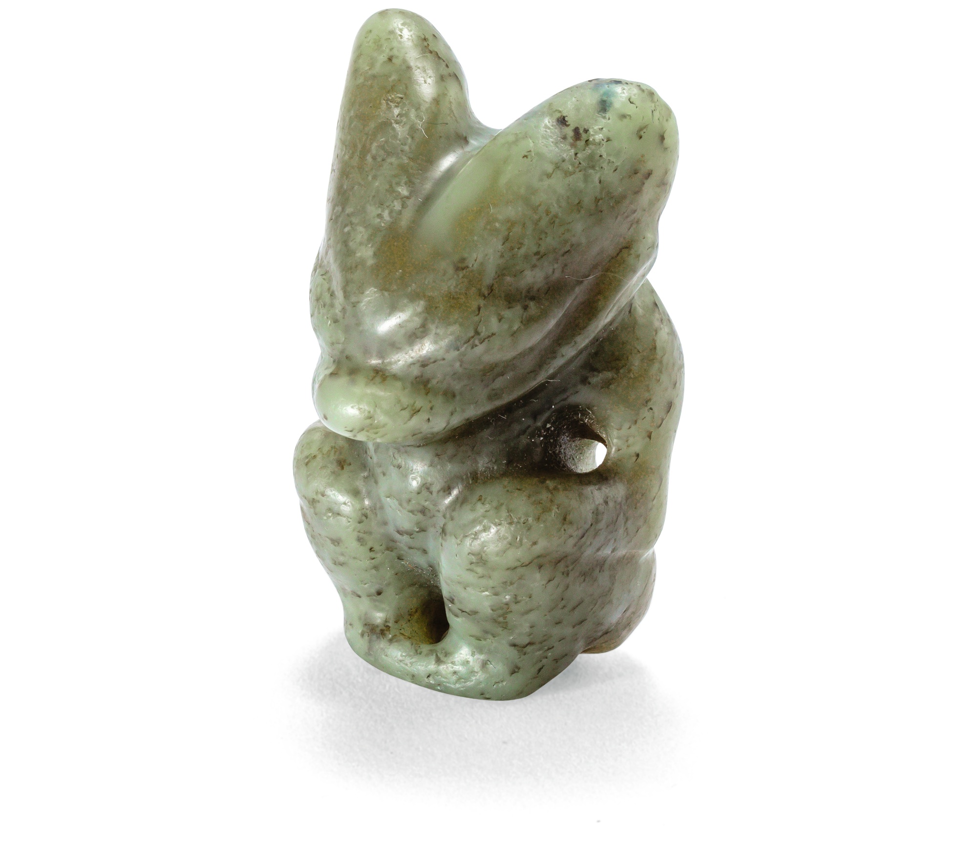 PETITE STATUETTE HUMANOÏDE DE TYPE HONGSHAN EN JADE CÉLADON | 青玉雕神人 | A ...