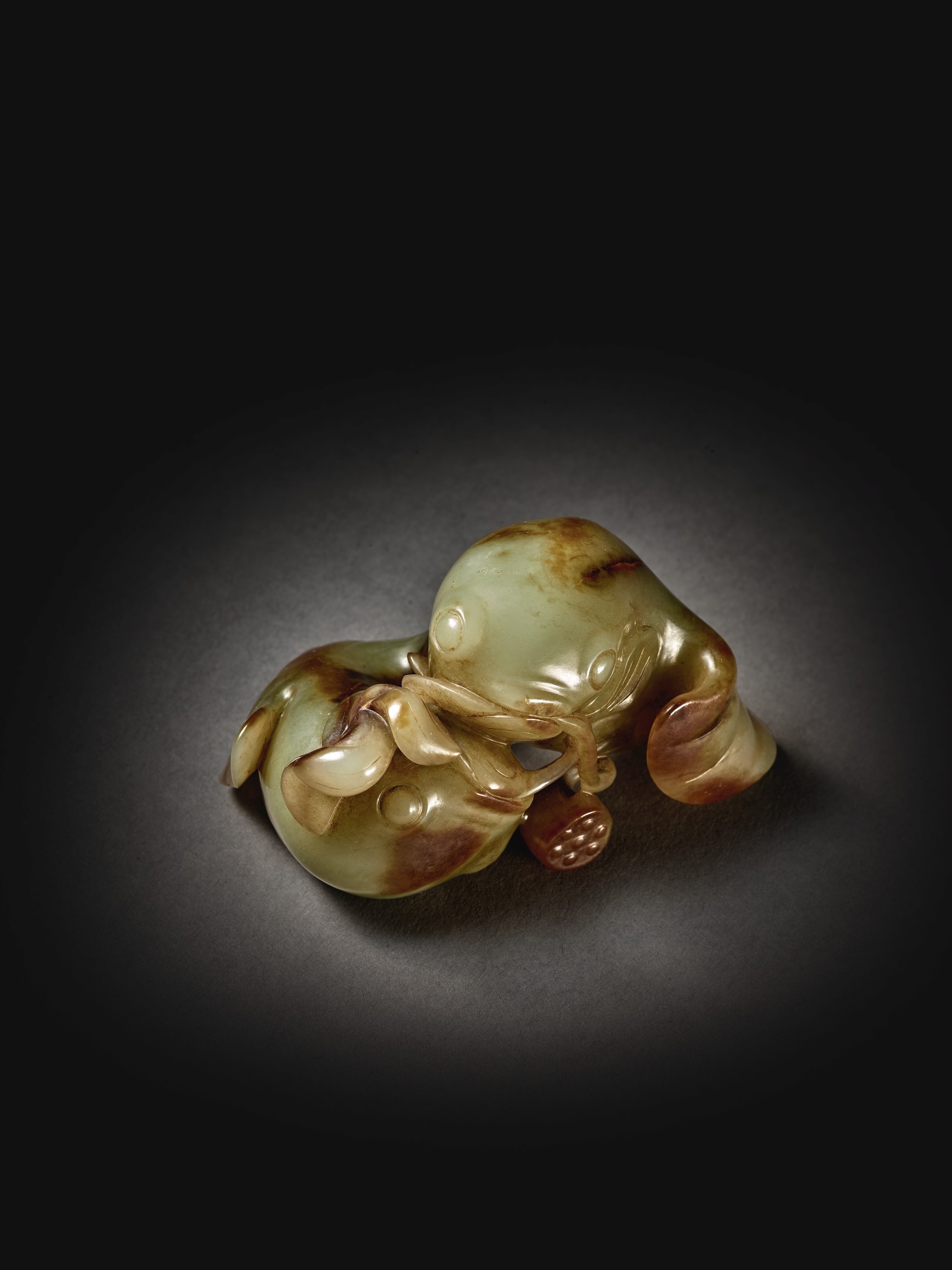 A GREEN AND RUSSET JADE 'GOLDFISH' GROUP, 17TH / 18TH CENTURY | Junkunc ...