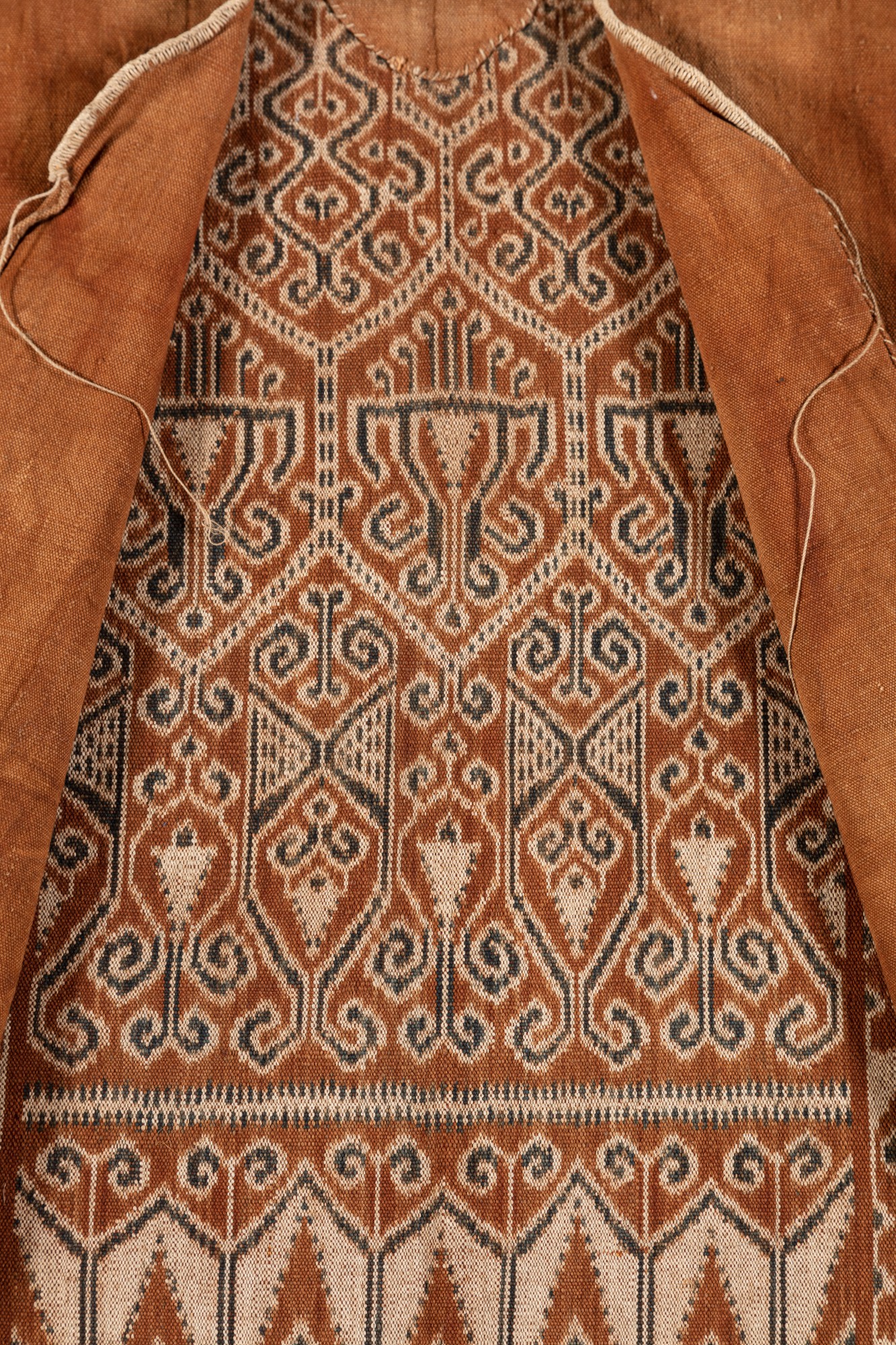 Deux gilets kelambi ikat, Iban, Sarawak, Bornéo, Indonésie, fin du ...