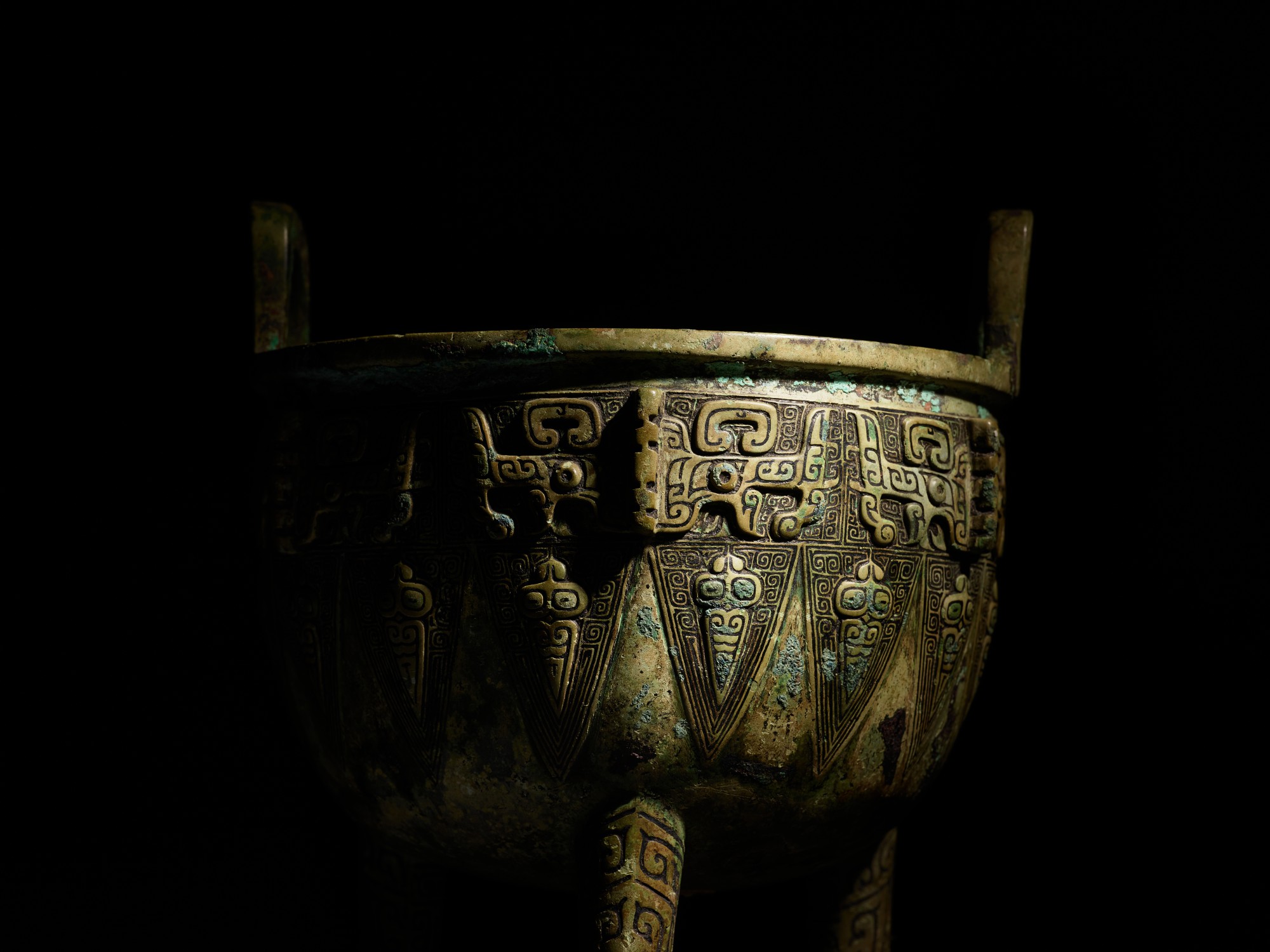 A superb inscribed archaic bronze 'animal mask' food vessel (ding ...
