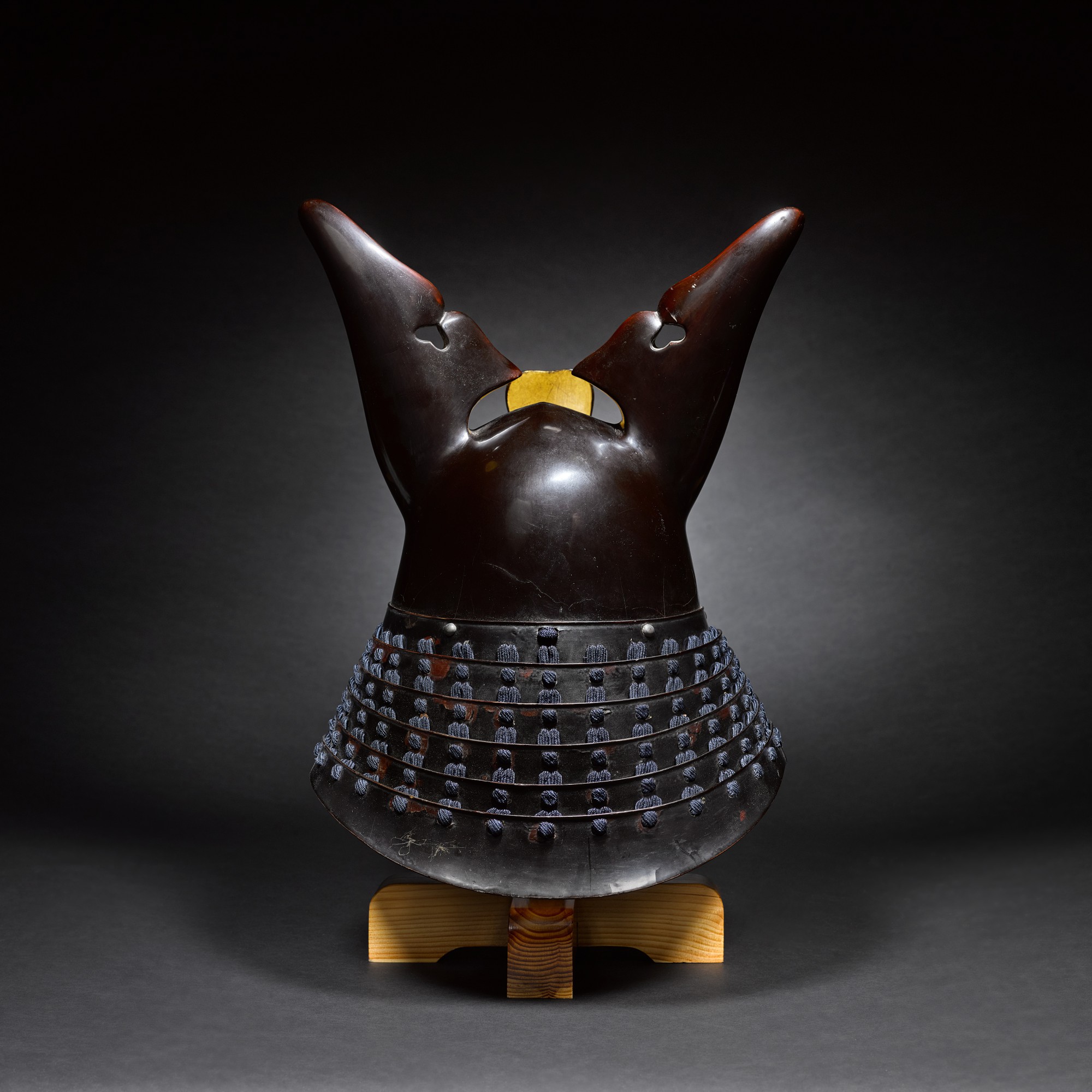 A kuwagata-nari kawari kabuto [unusually shaped helmet] | Momoyama ...