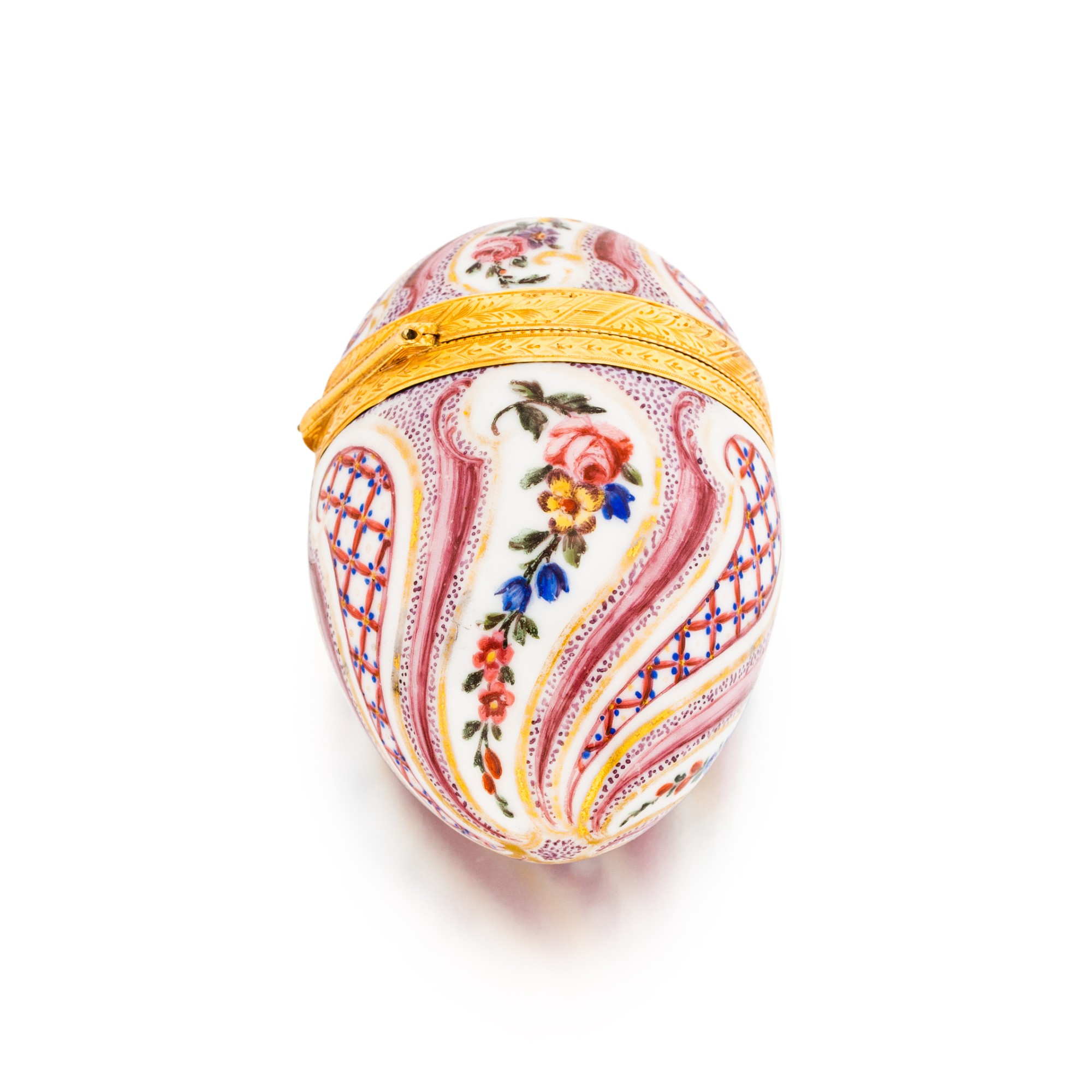 A Sèvres gold-mounted bonbonnière, 1762-1768, the mounts, Paris, 1765 | Hôtel Lambert, Une ...