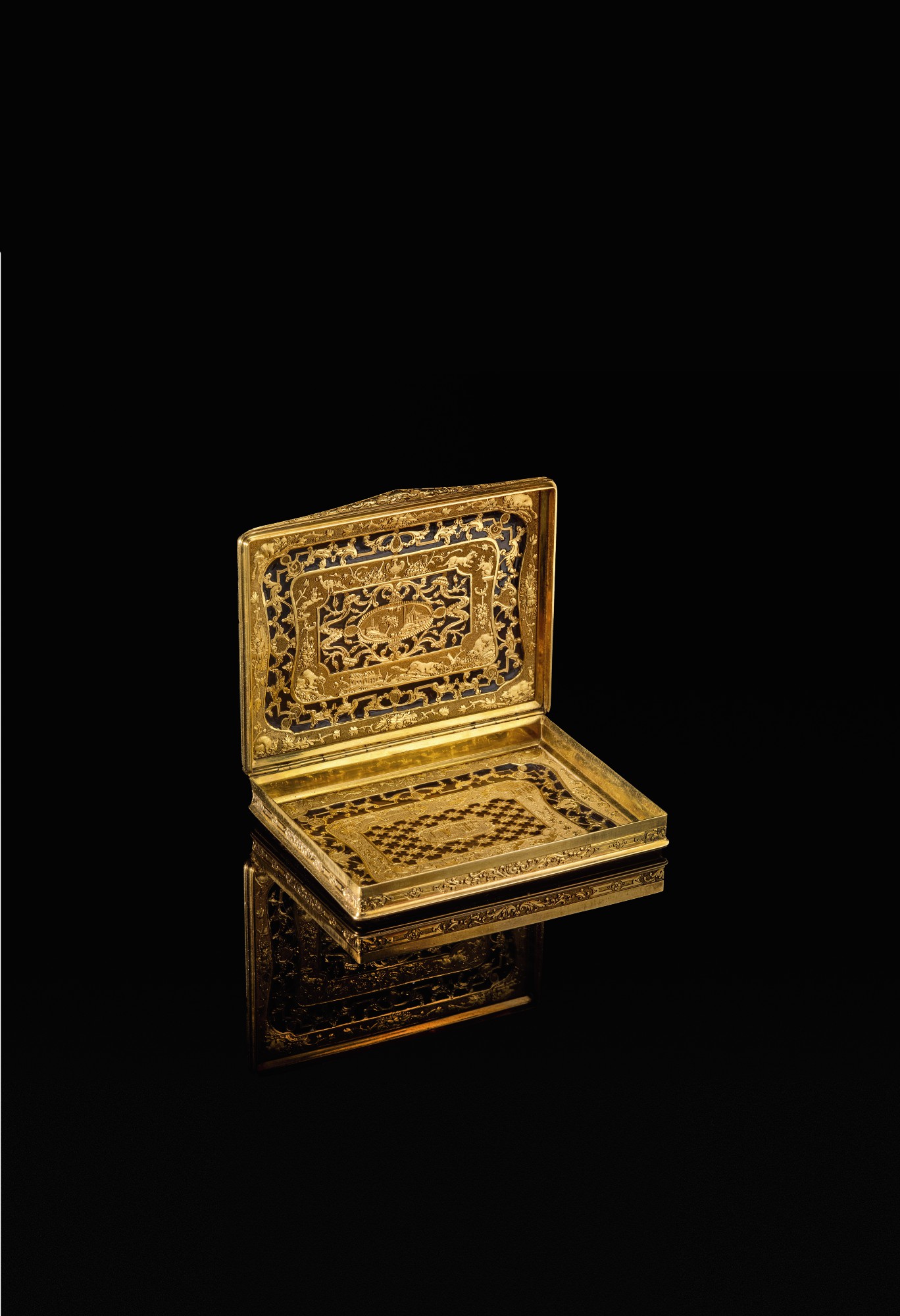 A gold and tortoiseshell snuff box, probably English or German, circa ...