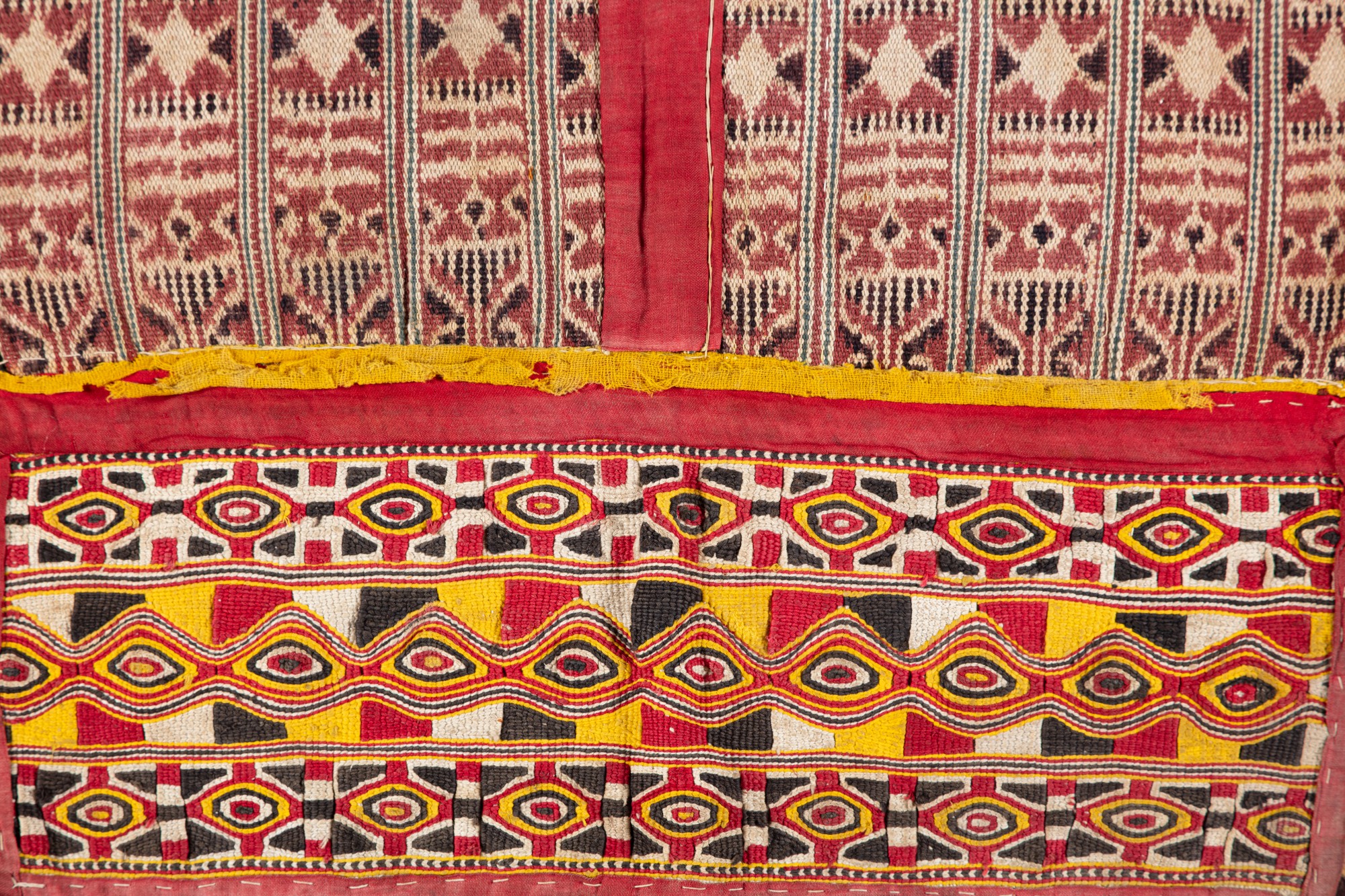 Deux gilets kelambi ikat, Iban, Sarawak, Bornéo, Indonésie, fin du ...